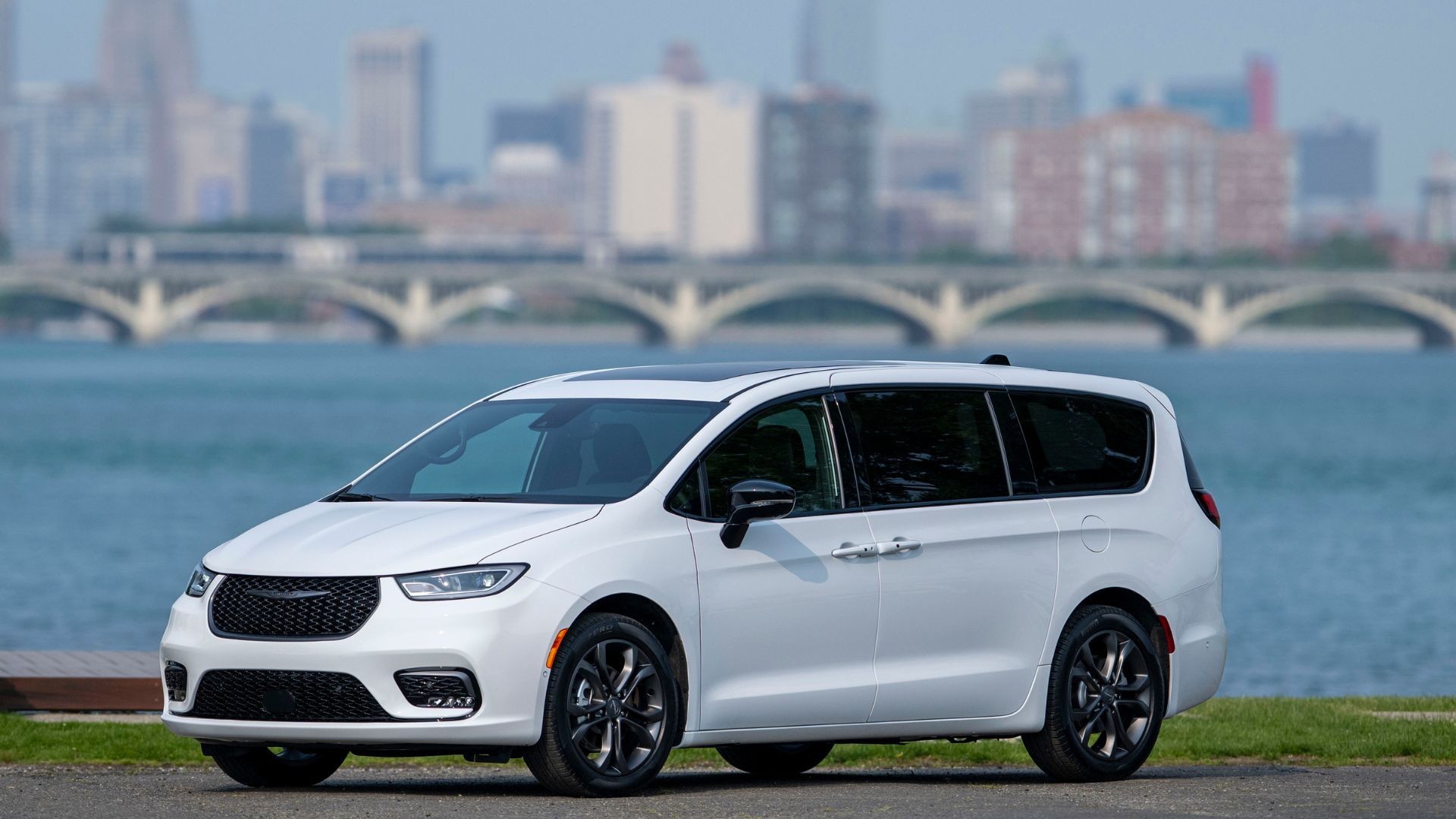 2024 Chrysler Pacifica Pricing, Photos & Specs