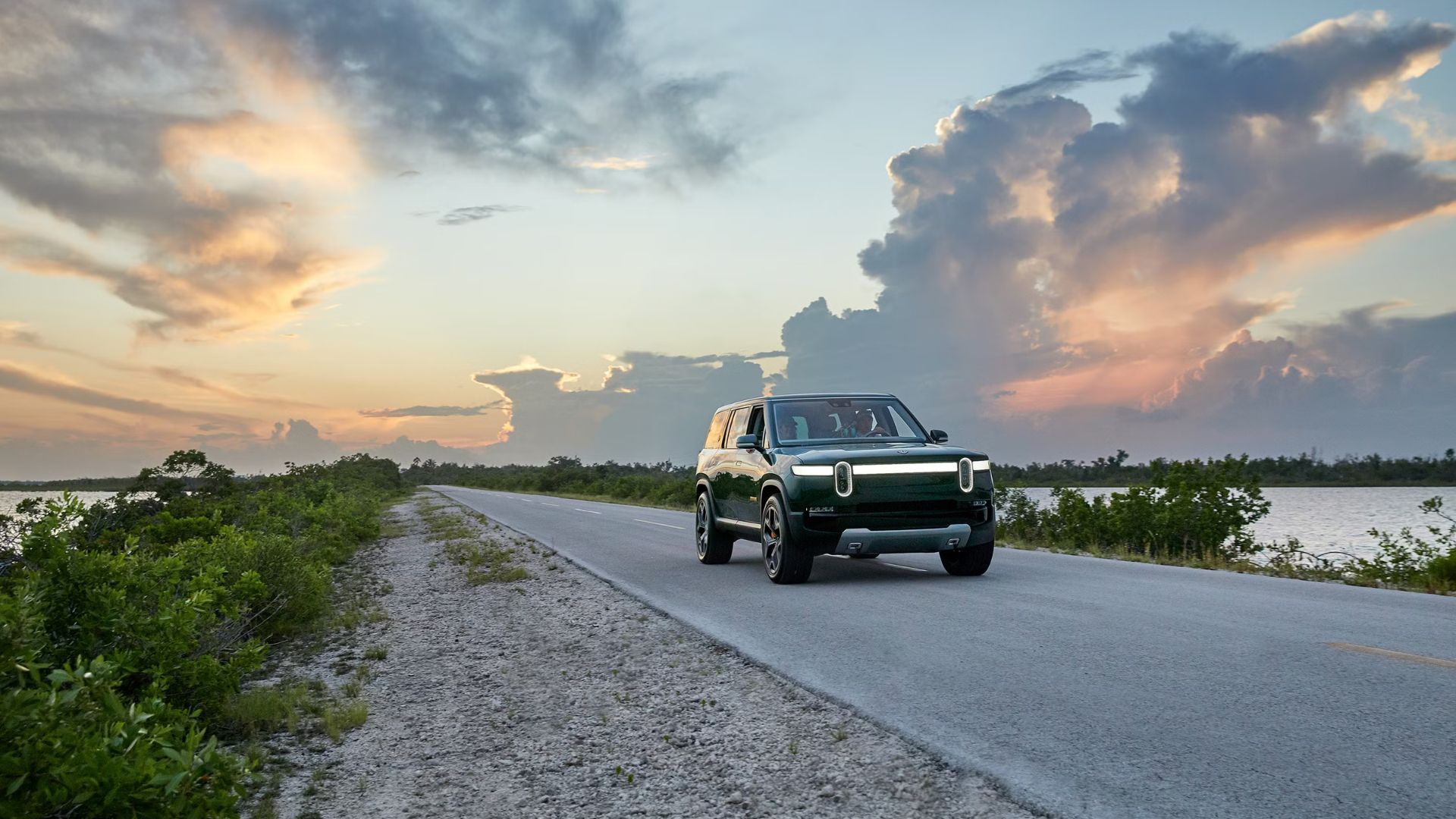 2023 Rivian R1S SUV Pricing, Photos & Specs
