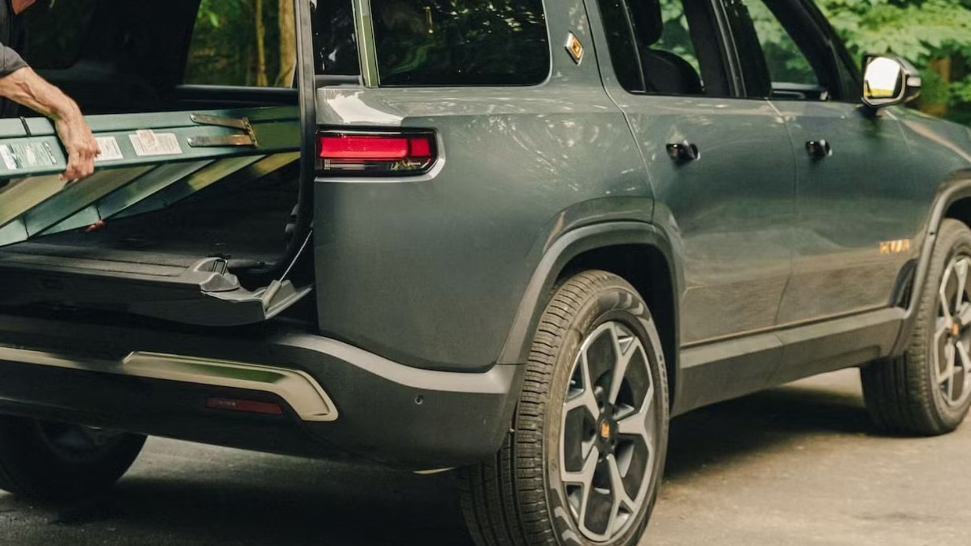 2023 Rivian R1S SUV Pricing, Photos & Specs