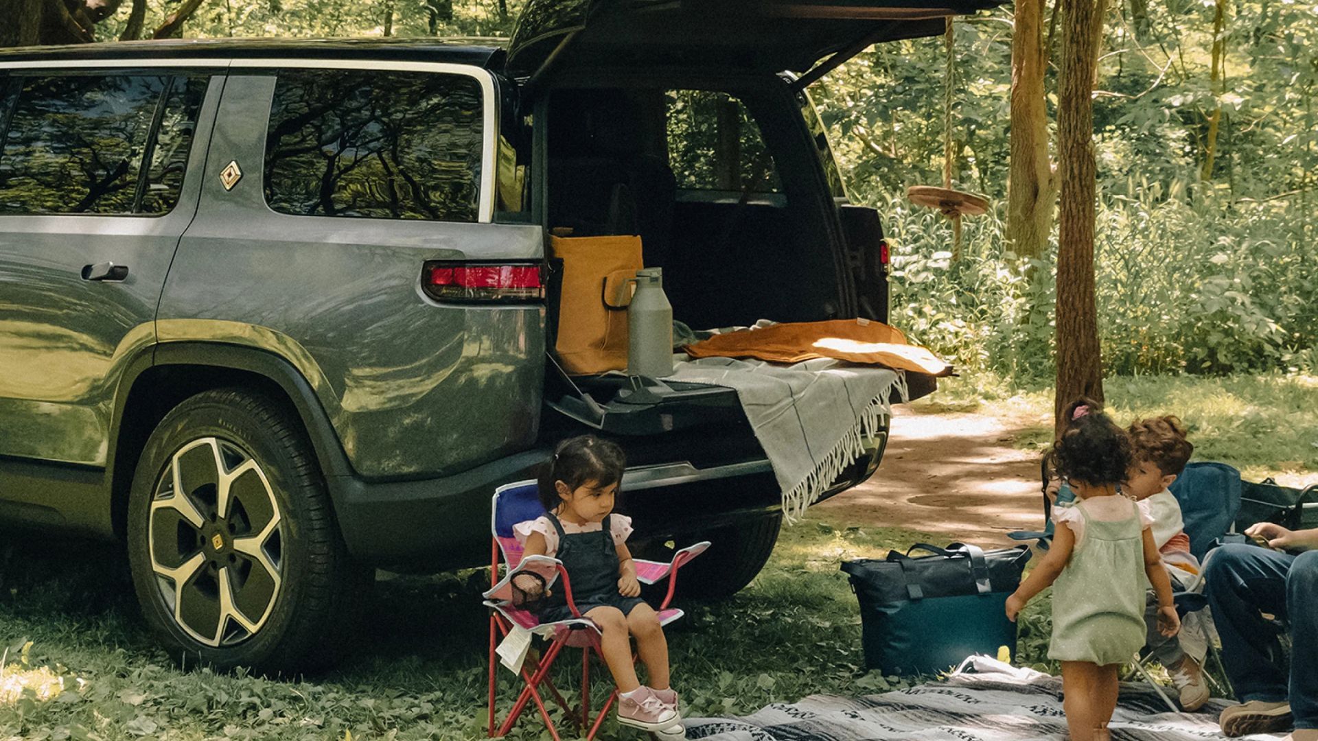 2023 Rivian R1S SUV Pricing, Photos & Specs