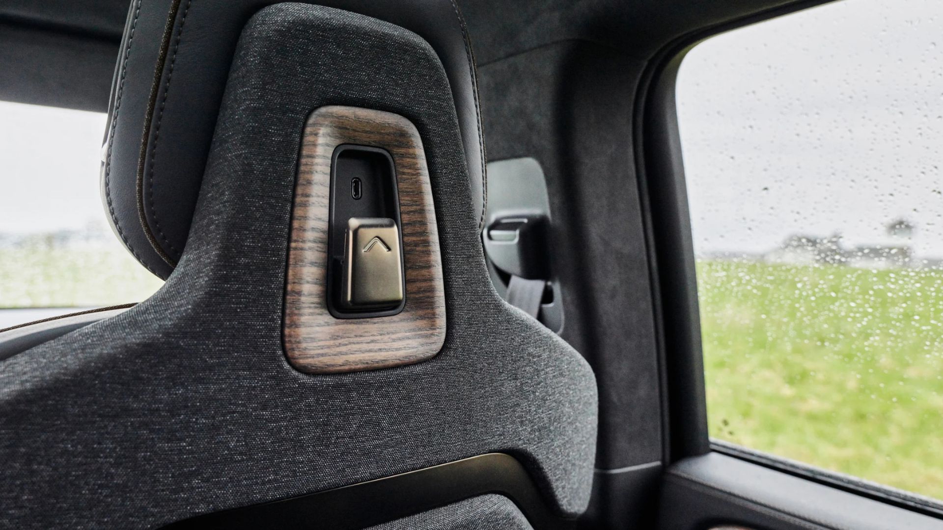 2023 Rivian R1S SUV Pricing, Photos & Specs