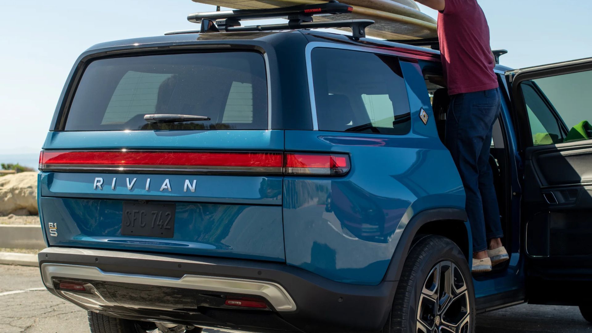 2023 Rivian R1S SUV Pricing, Photos & Specs