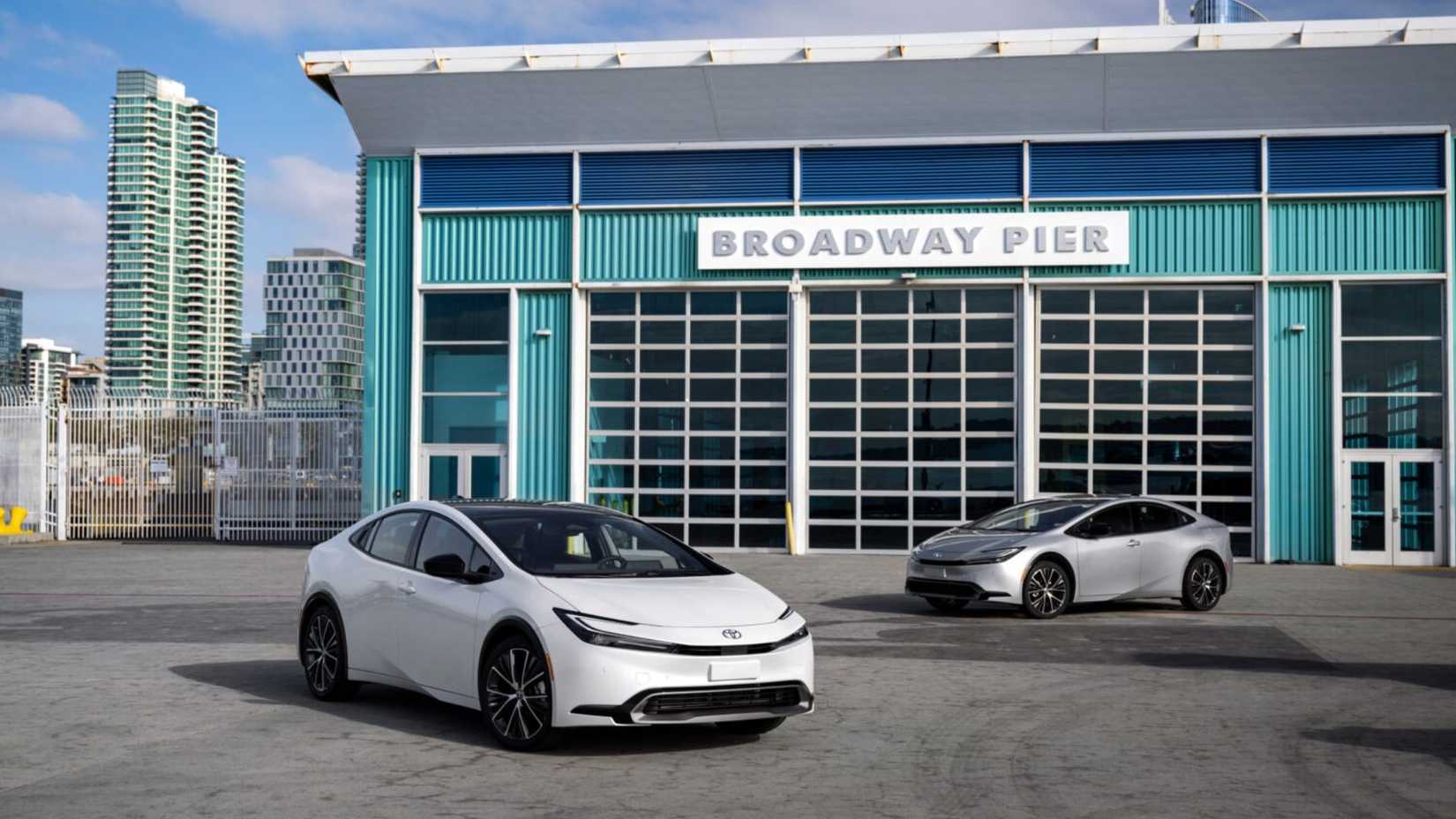 2023 Toyota Prius Le Vs Xle