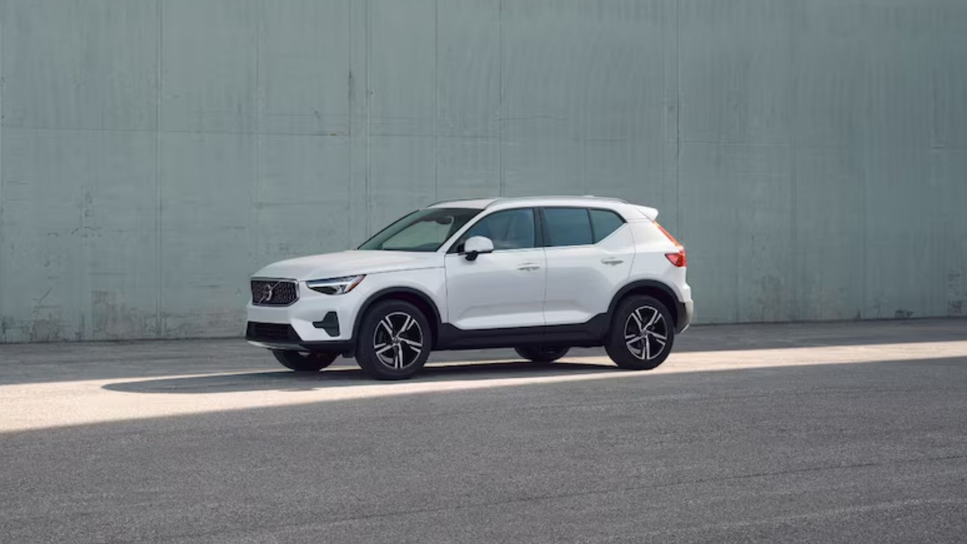 2025 Volvo XC40 Pricing, Photos & Specs