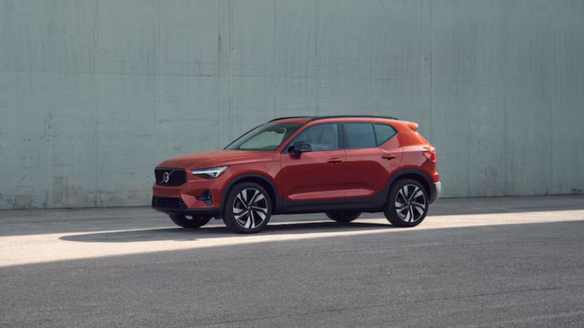 2025 Volvo XC40 Pricing, Photos & Specs