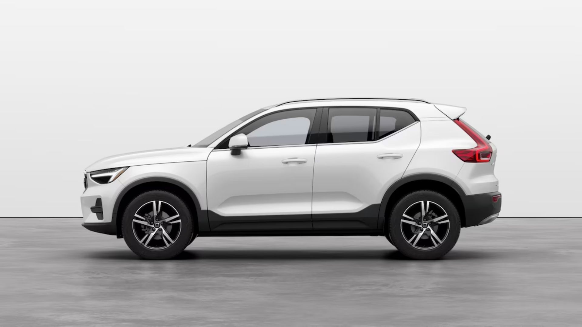 2025 Volvo XC40 Pricing, Photos & Specs