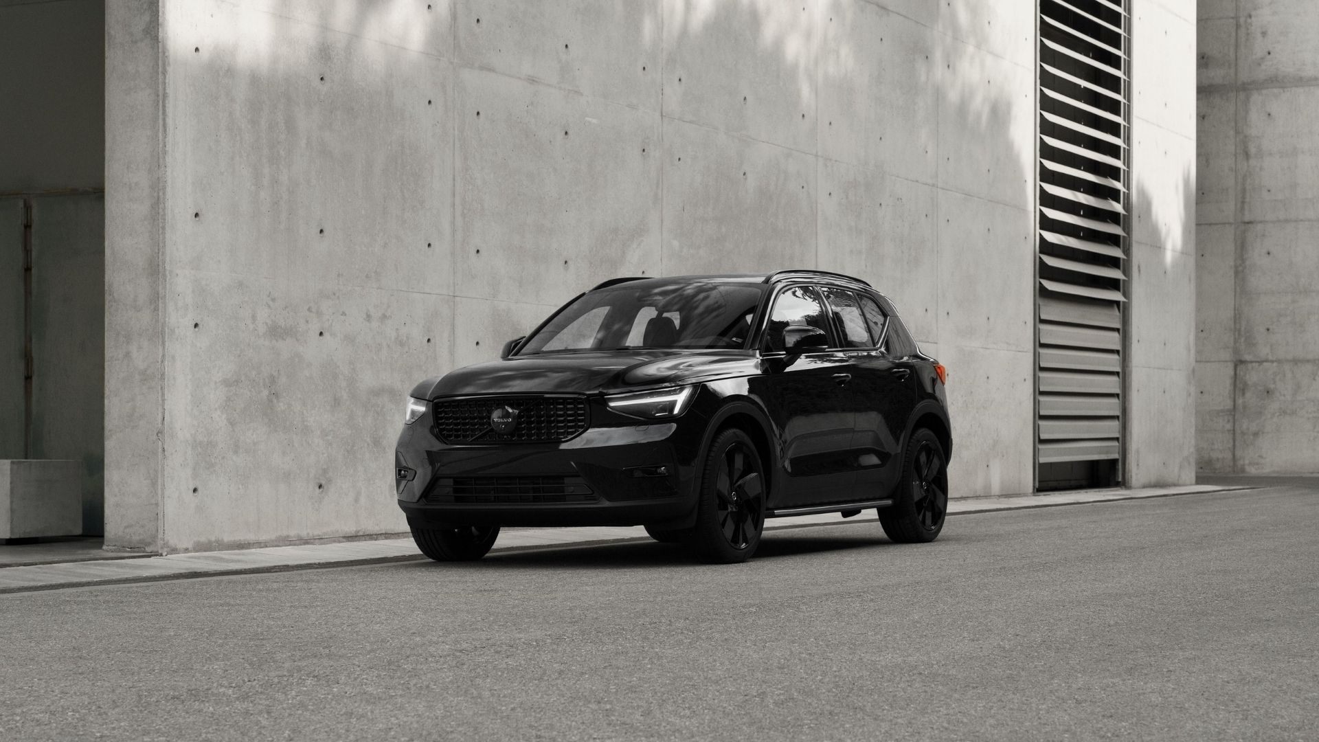 2025 Volvo XC40 Pricing, Photos & Specs