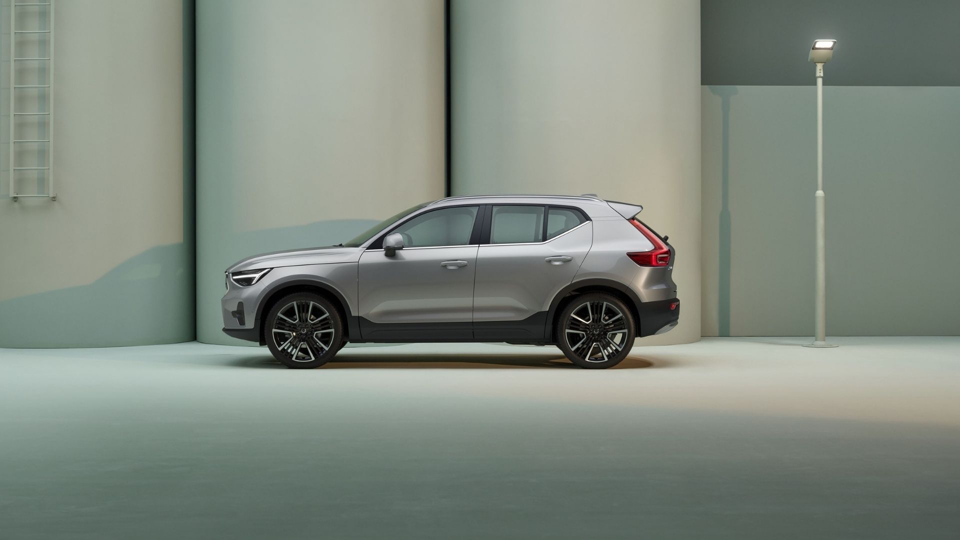 2025 Volvo XC40 Pricing, Photos & Specs