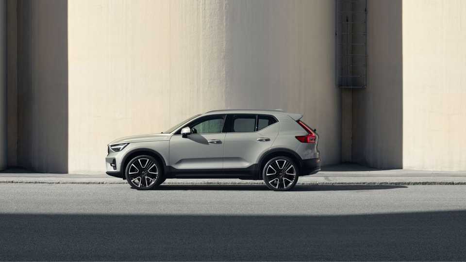 2025 Volvo XC40 Pricing, Photos & Specs