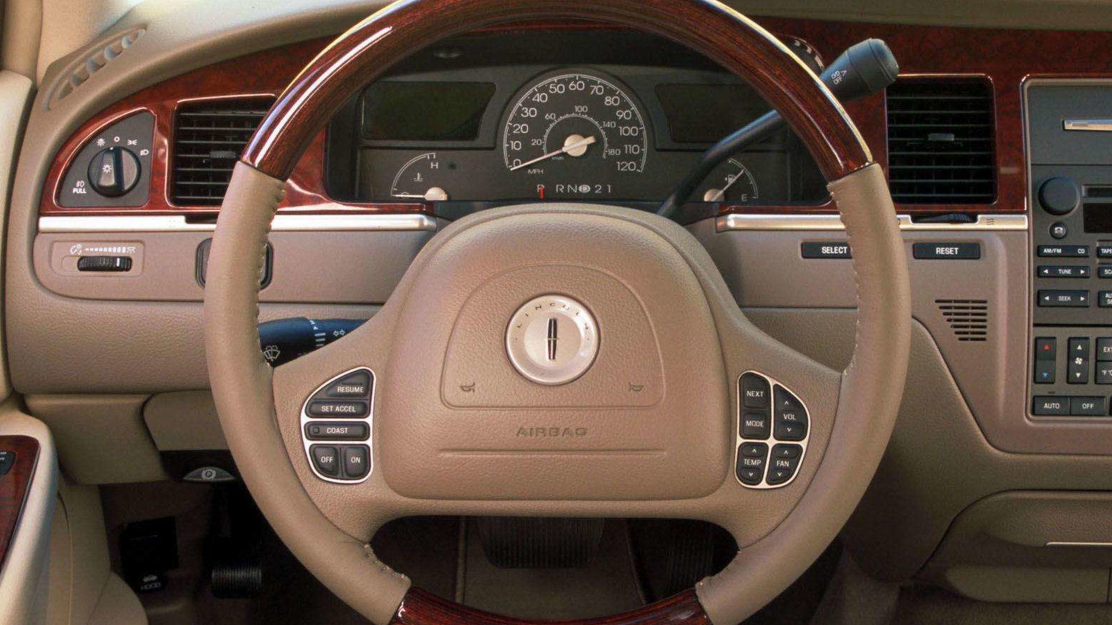2006 Lincoln Town Car: Affordable Luxury with Top Safety Ratings
