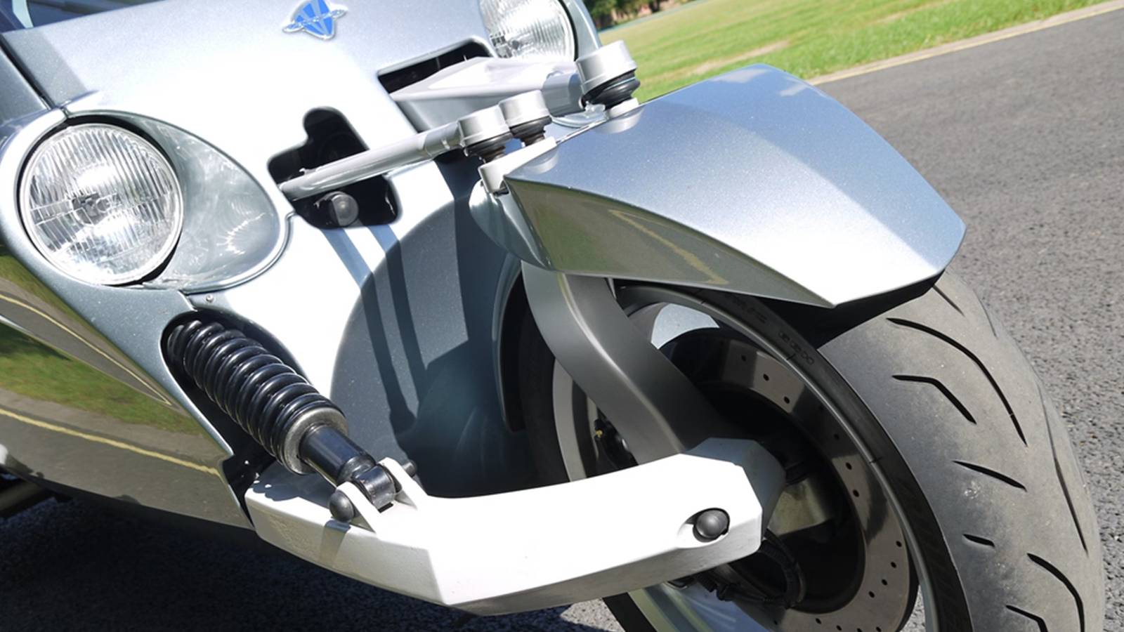 These Three-Wheeled Commuter's Dream Would Lean Like A Motorcycle