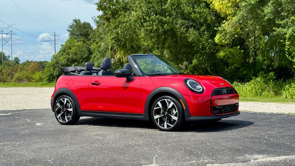 2025 Mini Cooper Hardtop Pricing, Photos & Specs