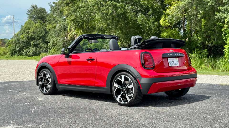 2025 Mini Cooper Hardtop Pricing, Photos & Specs