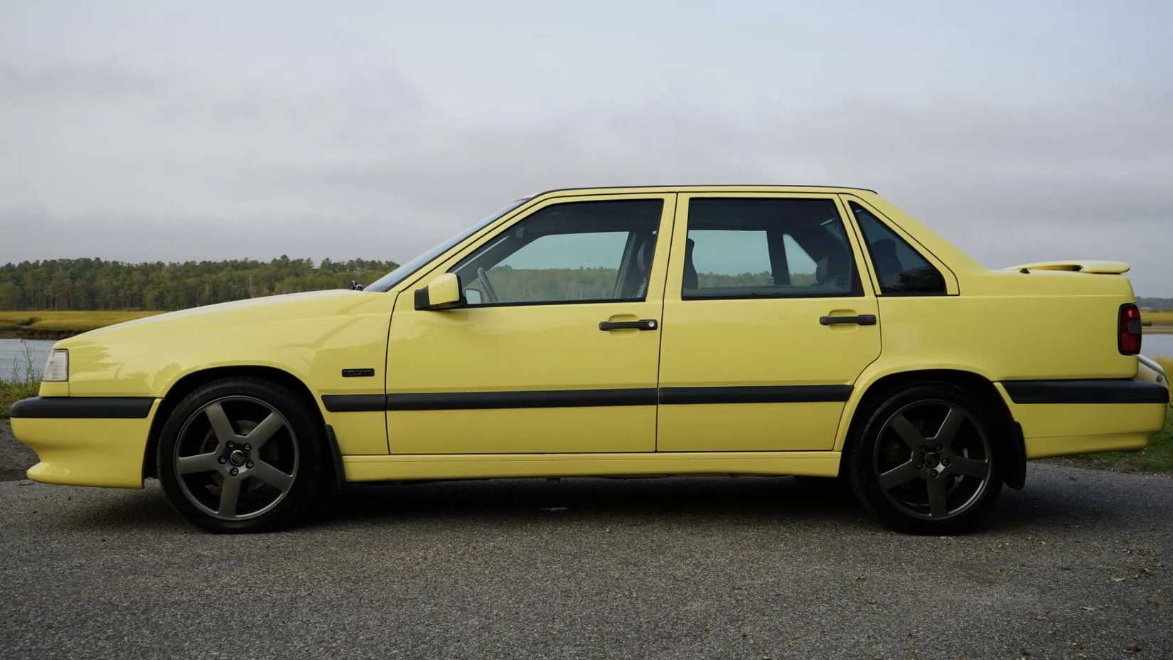 Volvo 850 T5-R: The 30-Year-Old Game-Changer That Redefined the Brand