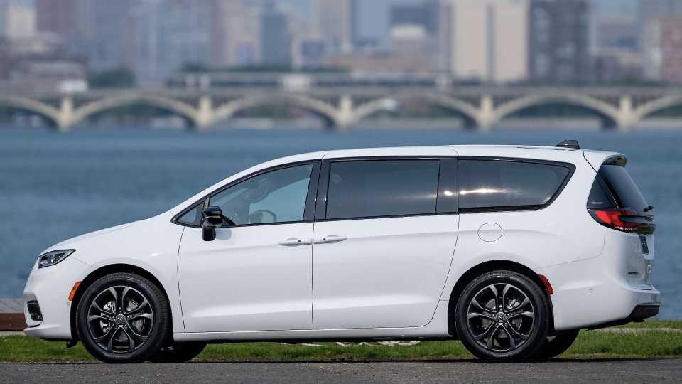 2025 Chrysler Pacifica Pricing, Photos & Specs