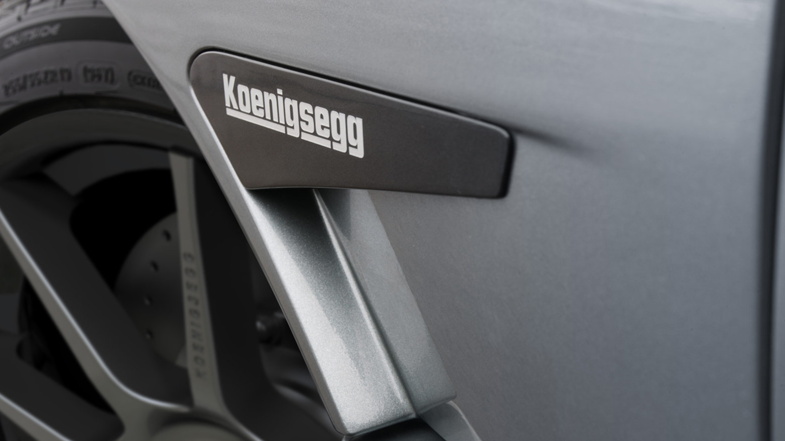 Koenigsegg CC8S: The Pioneering Swedish Supercar with Carbon Fiber Body