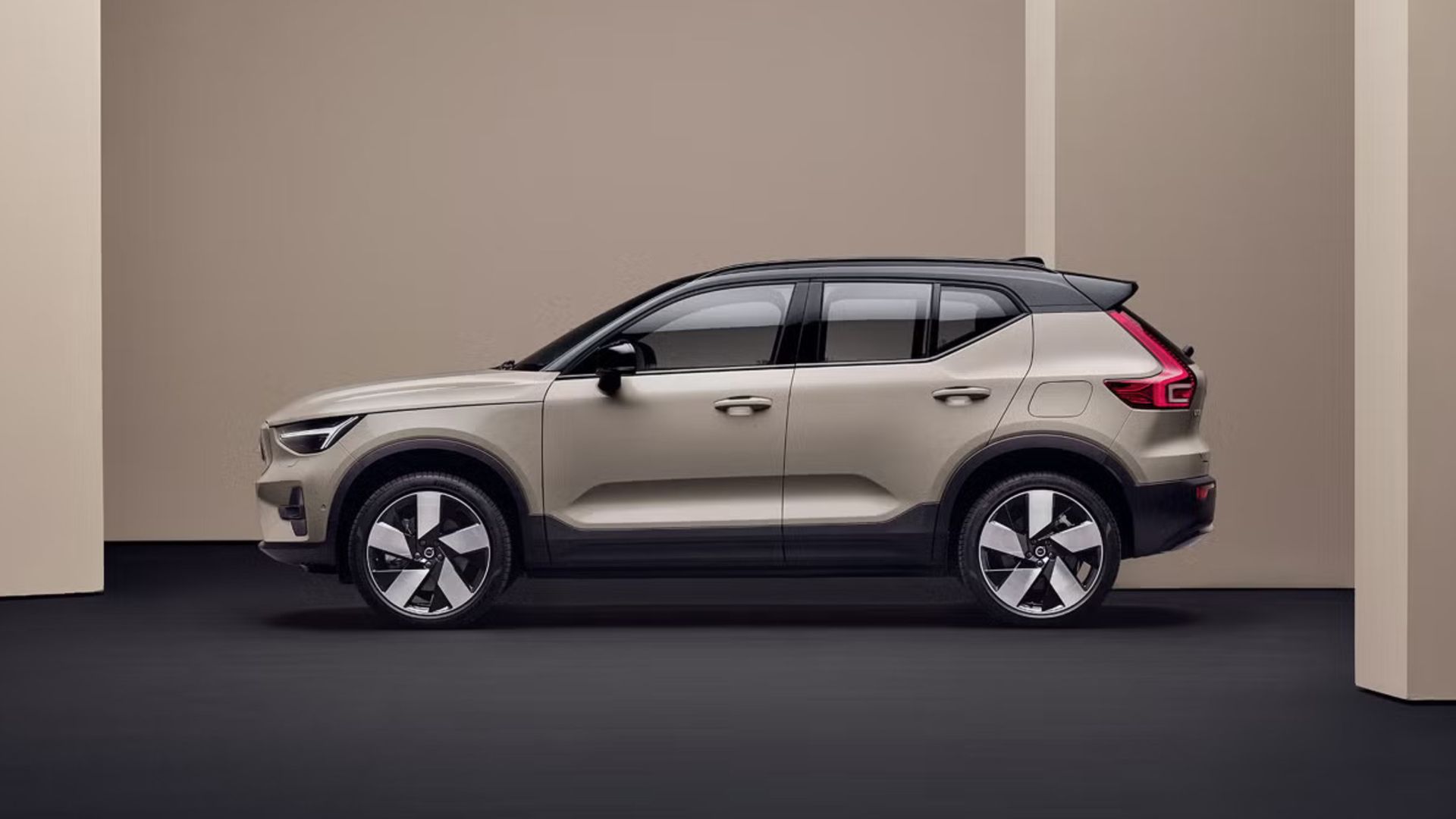 2026 Volvo EX40 Pricing, Photos & Specs