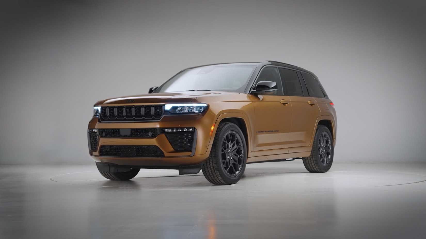 2026 Jeep Grand Cherokee Debuts: Fresh Face, New Turbo Four-Cylinder Engine