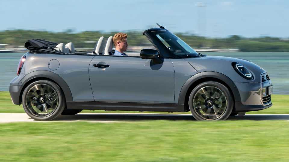 2025 Mini Cooper Hardtop Pricing, Photos & Specs