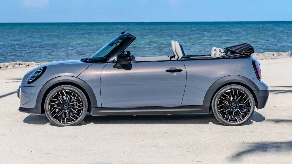 2025 Mini Cooper Hardtop Pricing, Photos & Specs