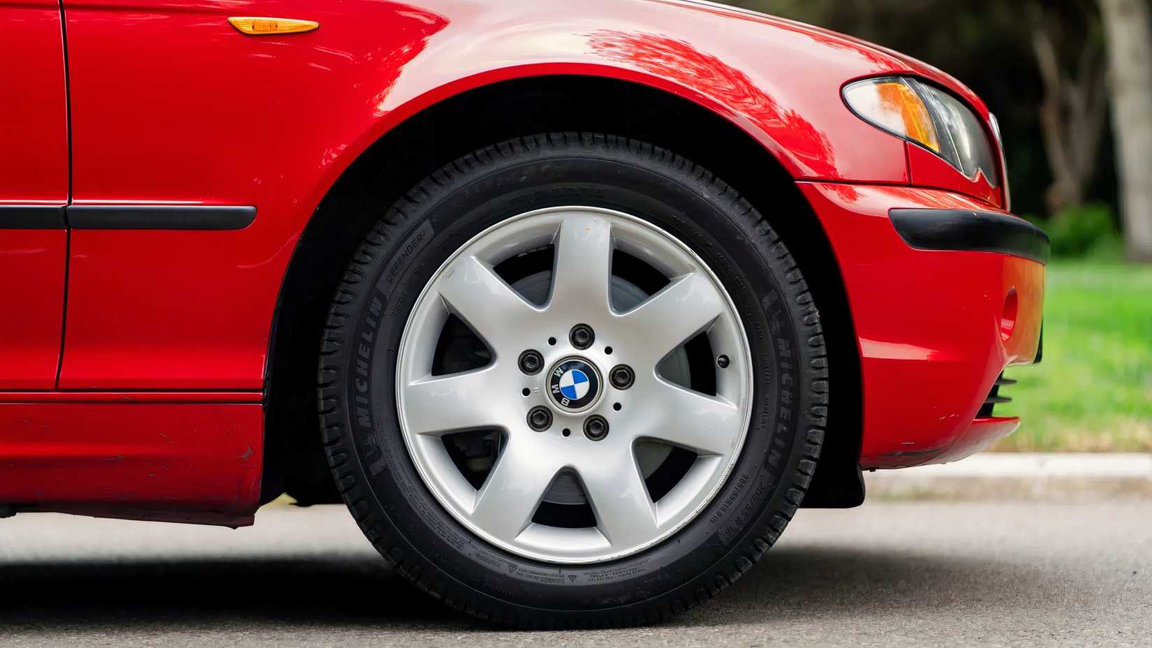 BMW's 325xi Was The Best AWD Wagon of The '00s, And It's Cheap Today