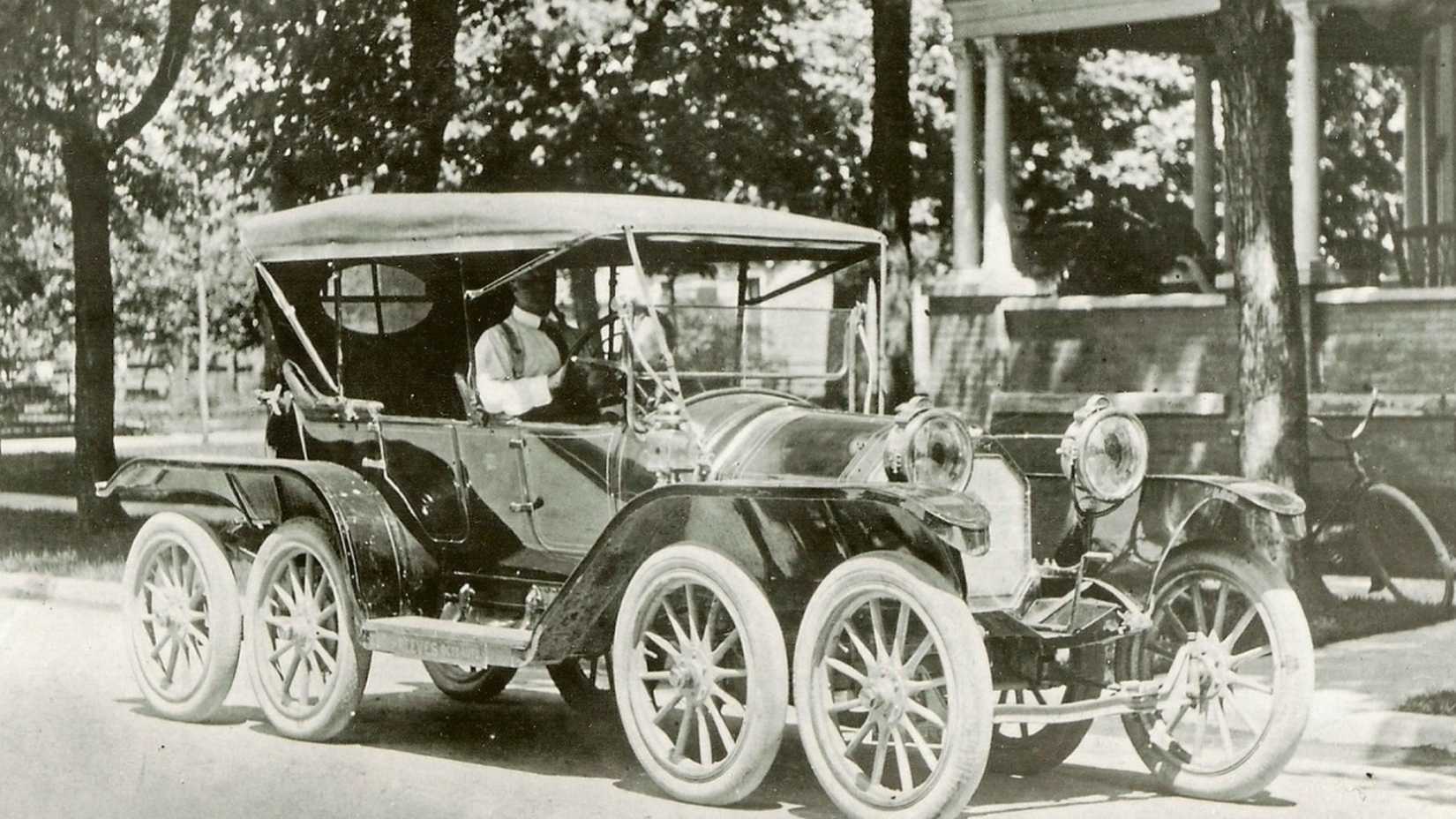 One Entrepreneur Experimented With Eight-Wheeled Cars Over 100 Years Ago
