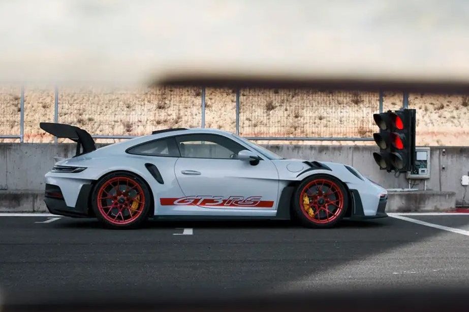 Facelifted Porsche 911 GT3 RS Looks Ready For War