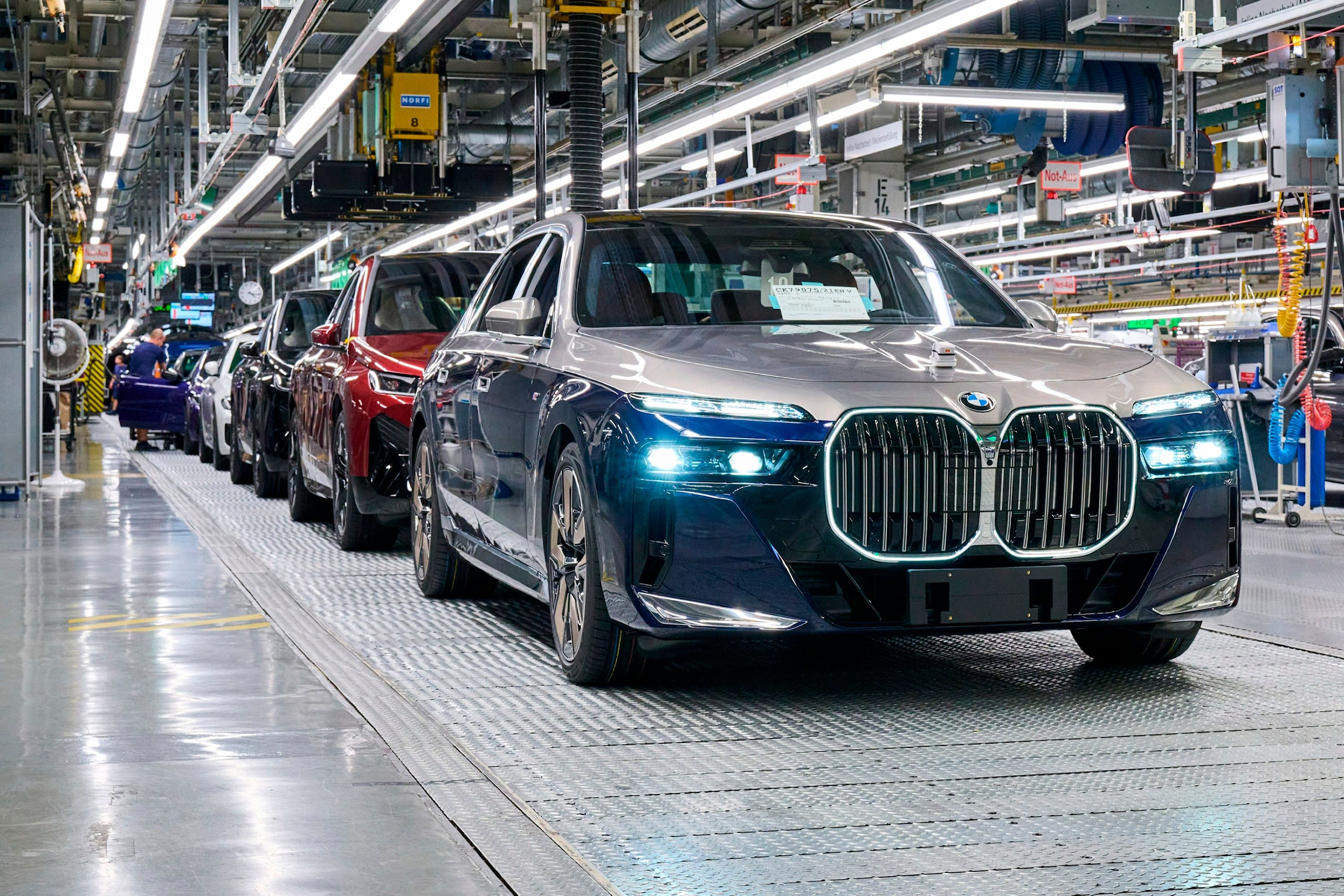 Here's Why Two-Tone Paint On New BMW 7 Series Costs $12,000