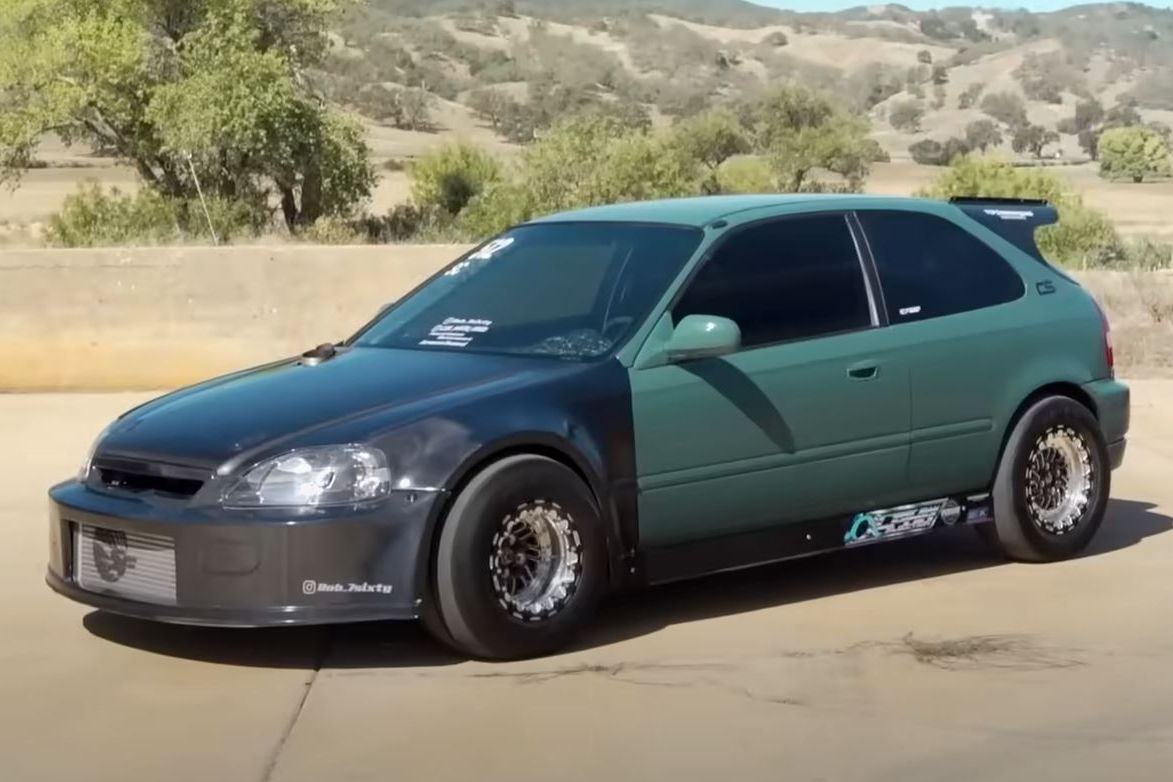 Video: 900 HP Honda Civic Faces 1,000 HP Ford F-150 In A Drag Race