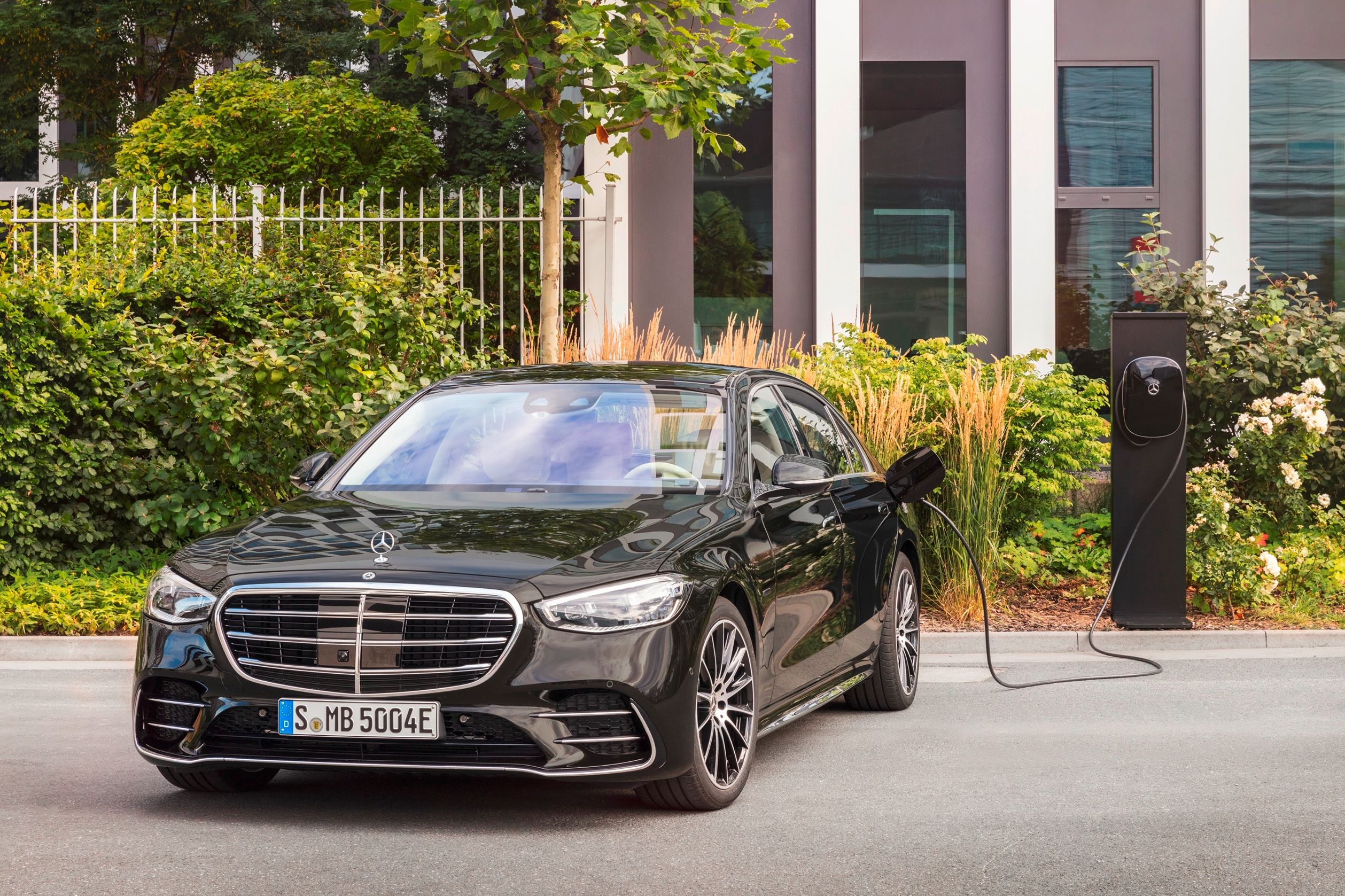 Mercedes S-Class Plug-in Hybrid Costs Nearly As Much As V8-Powered S580