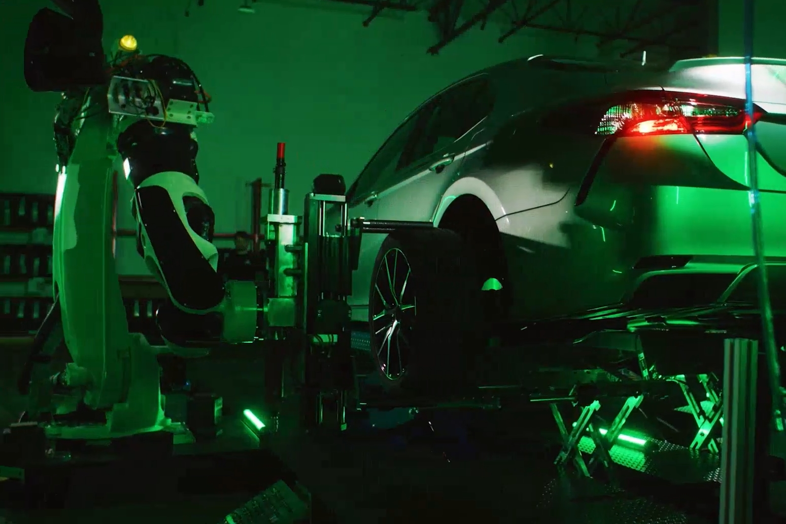 Watch An AI-Powered Bot Change Tires Twice As Quick As Humans