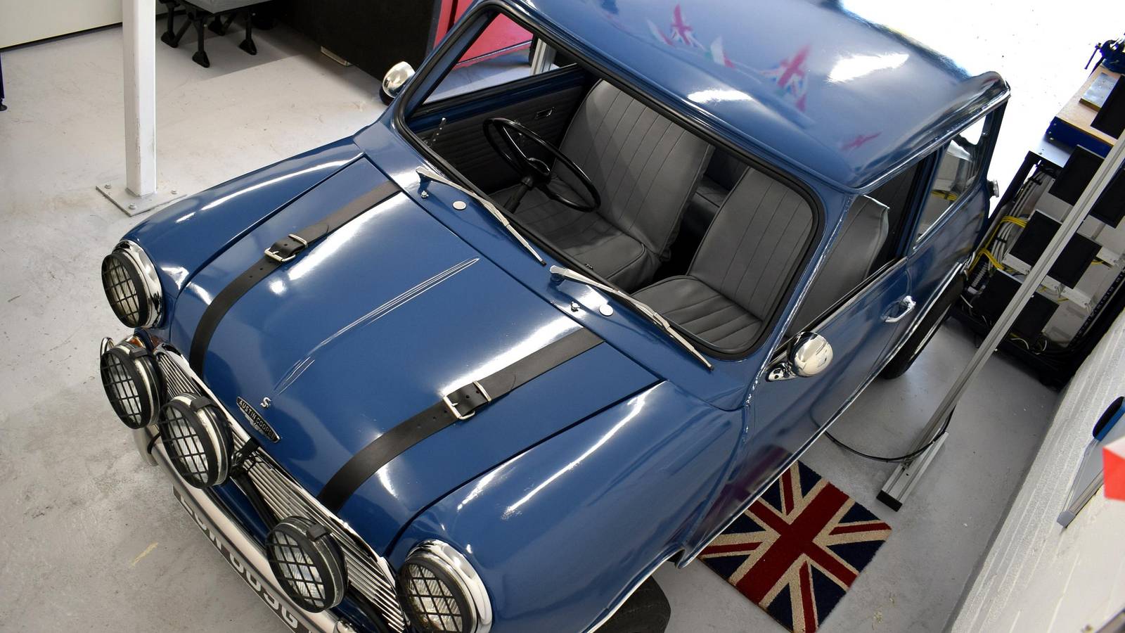 Classic '74 Bullnose Mini Transformed Into Italian Job Driving Simulator