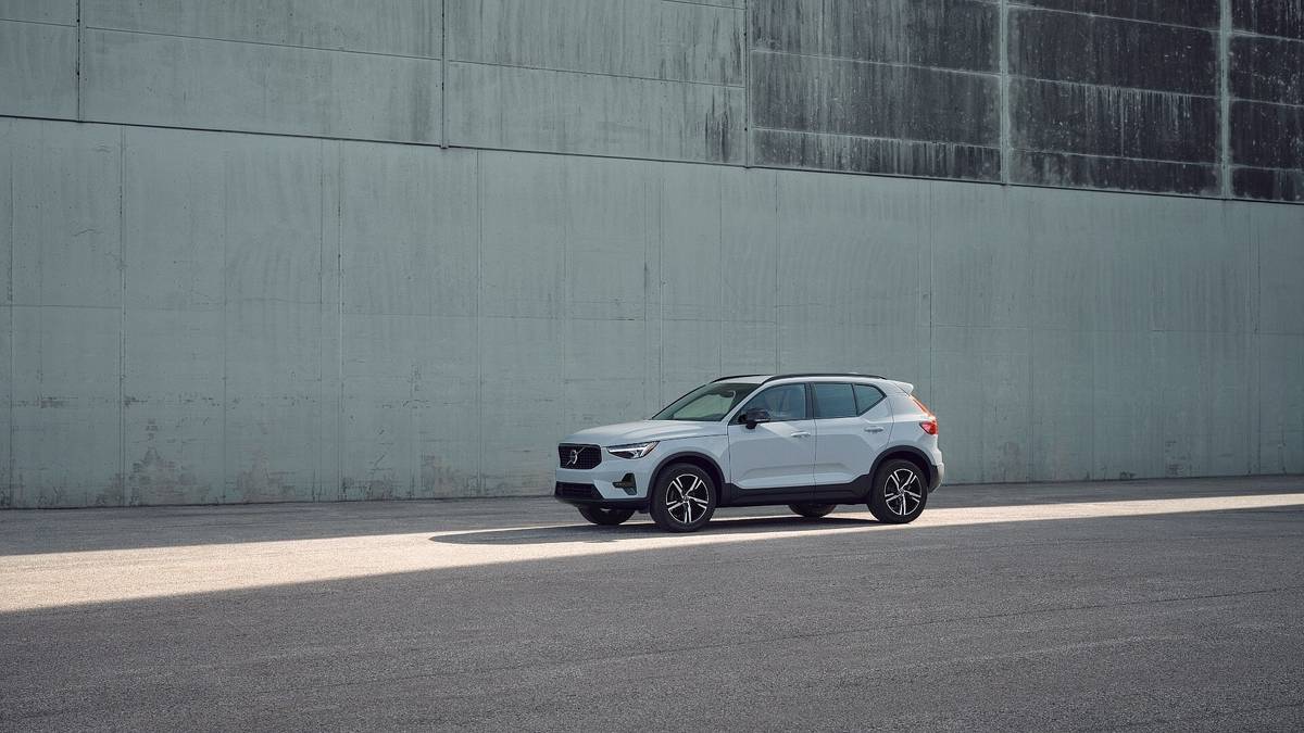 2025 Volvo XC40 Specs & Trims