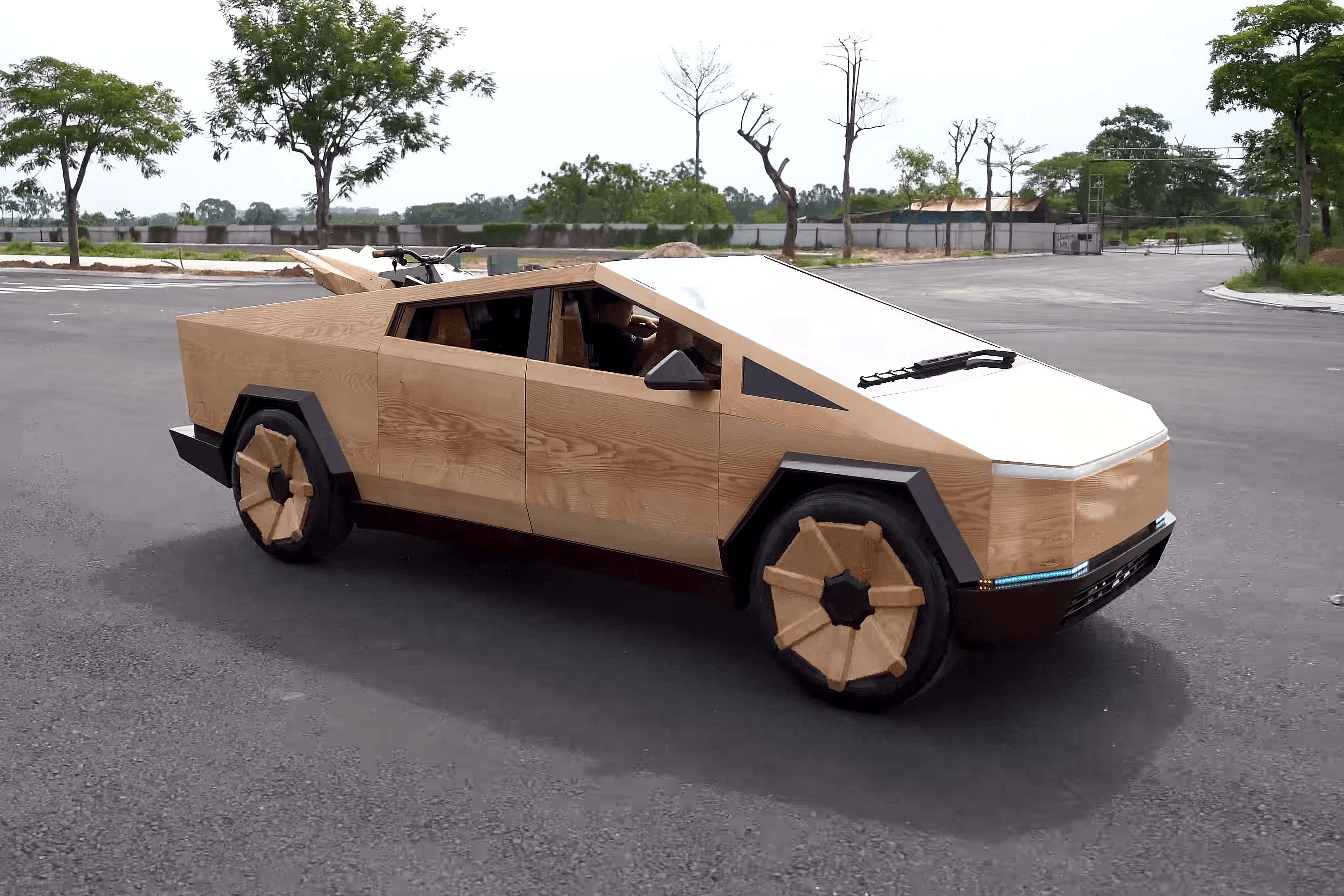 Running Tesla Cybertruck Wooden Replica Shows Impeccable Build Quality