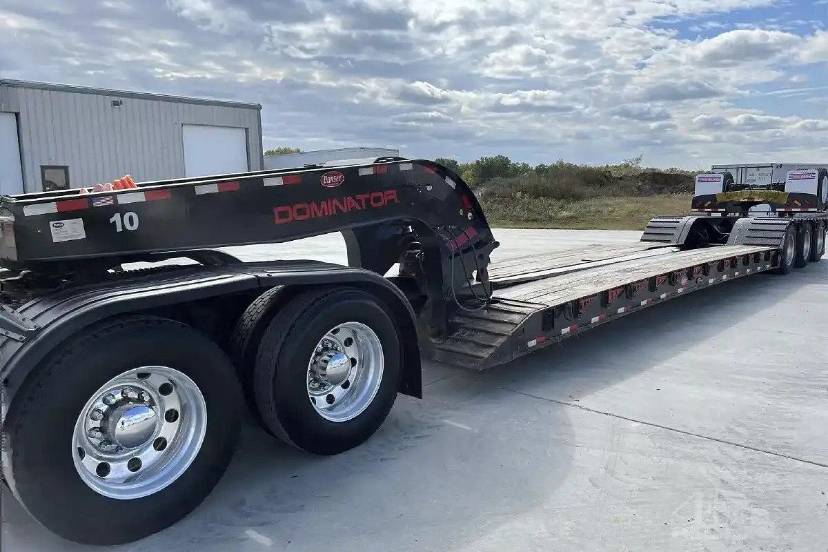 What Is A Flatbed Truck? An In-Depth Guide To The Structure And ...