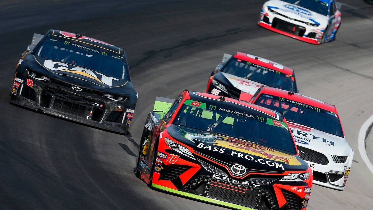 How Fast Do NASCAR Cars Go?