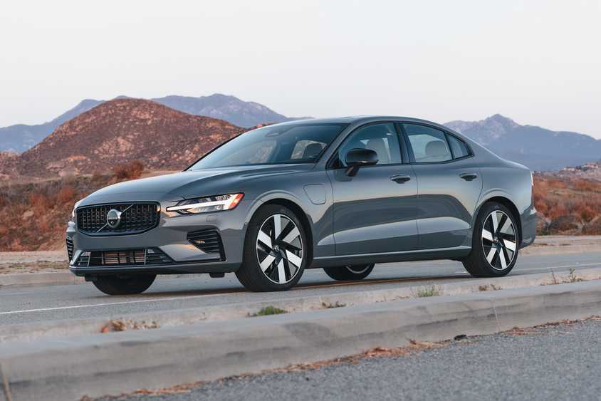 2025 Volvo S60 Pricing, Photos & Specs
