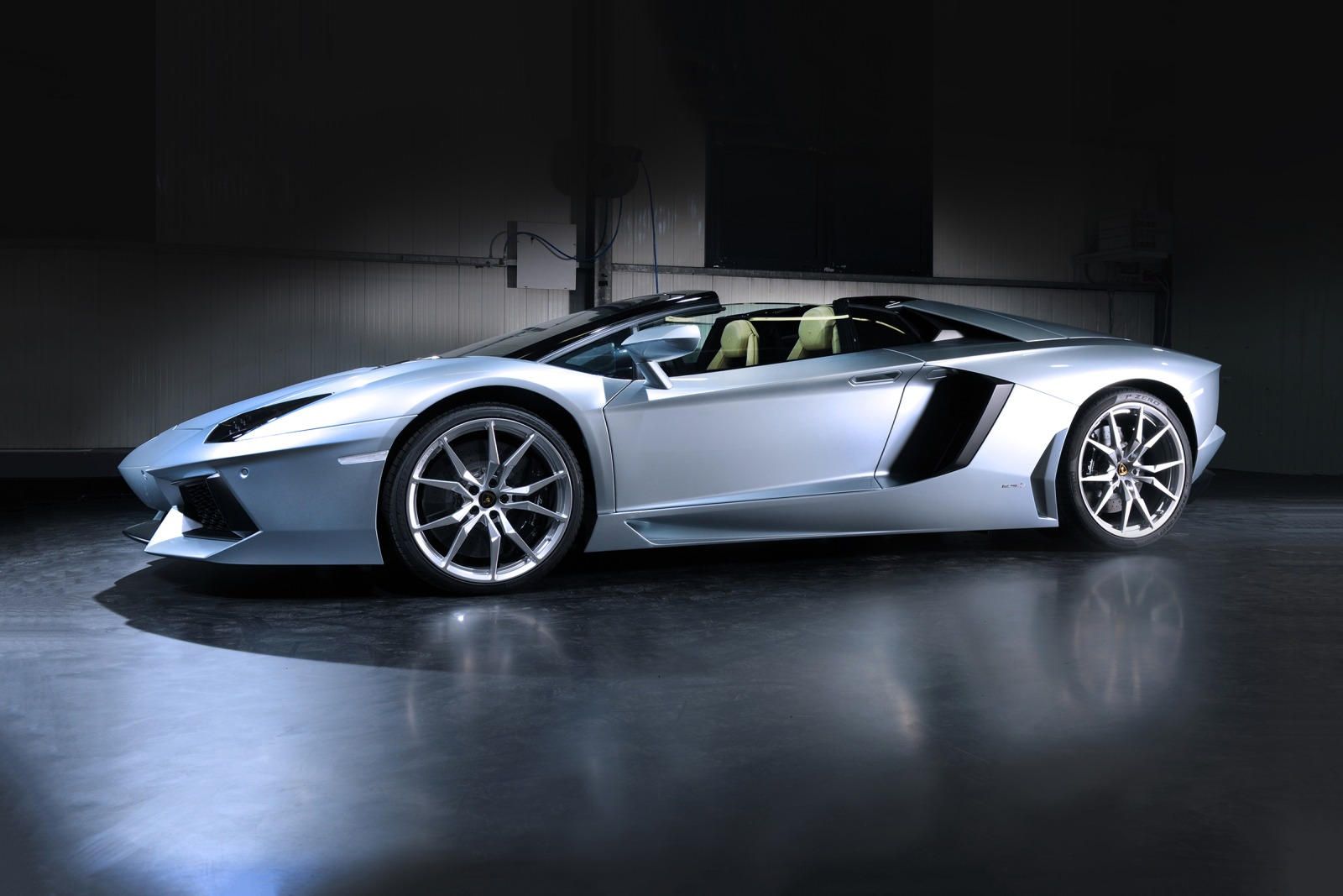 2017 Lamborghini Aventador Roadster Community Threads & Reviews