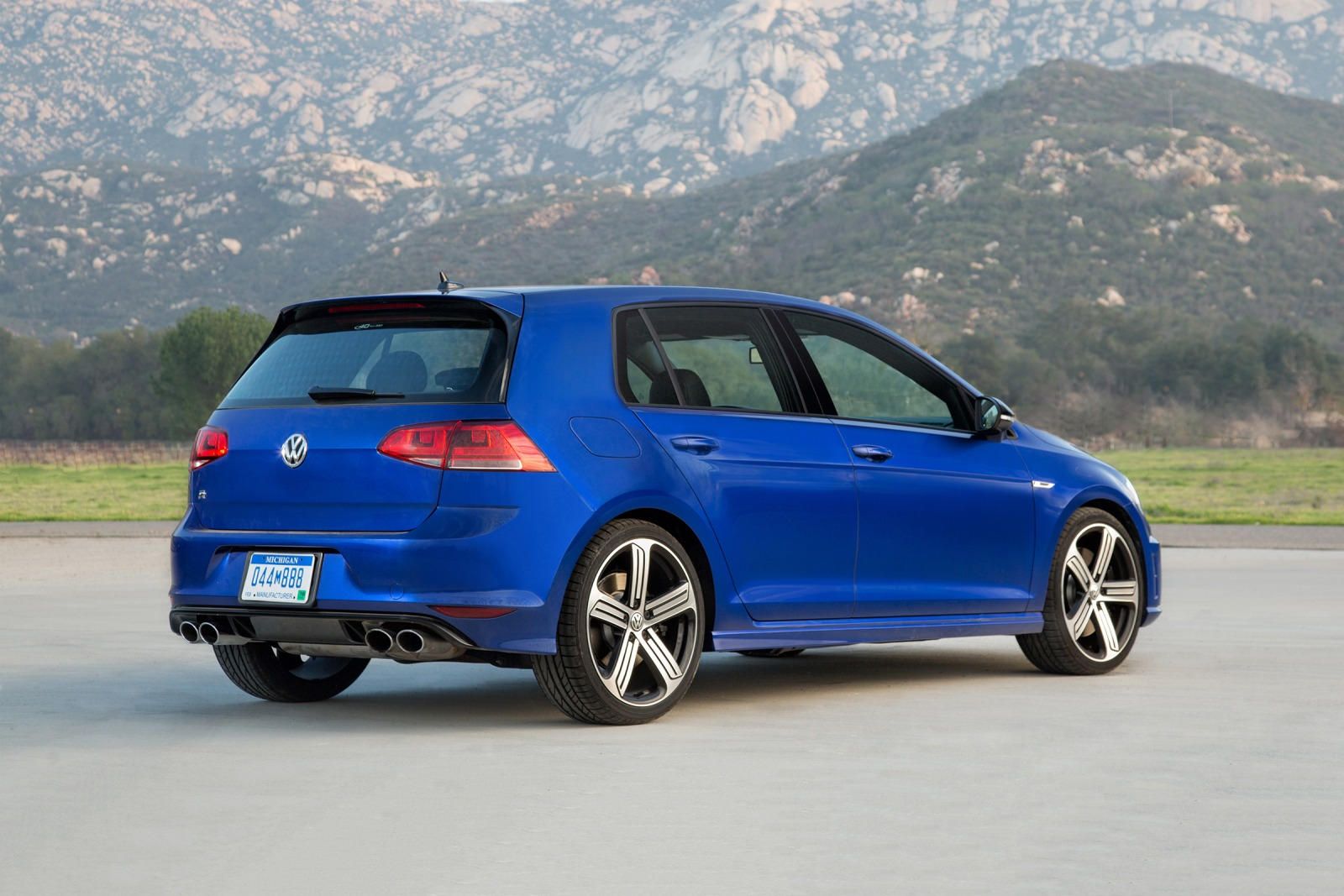2017 Volkswagen Golf R Specs & Trims