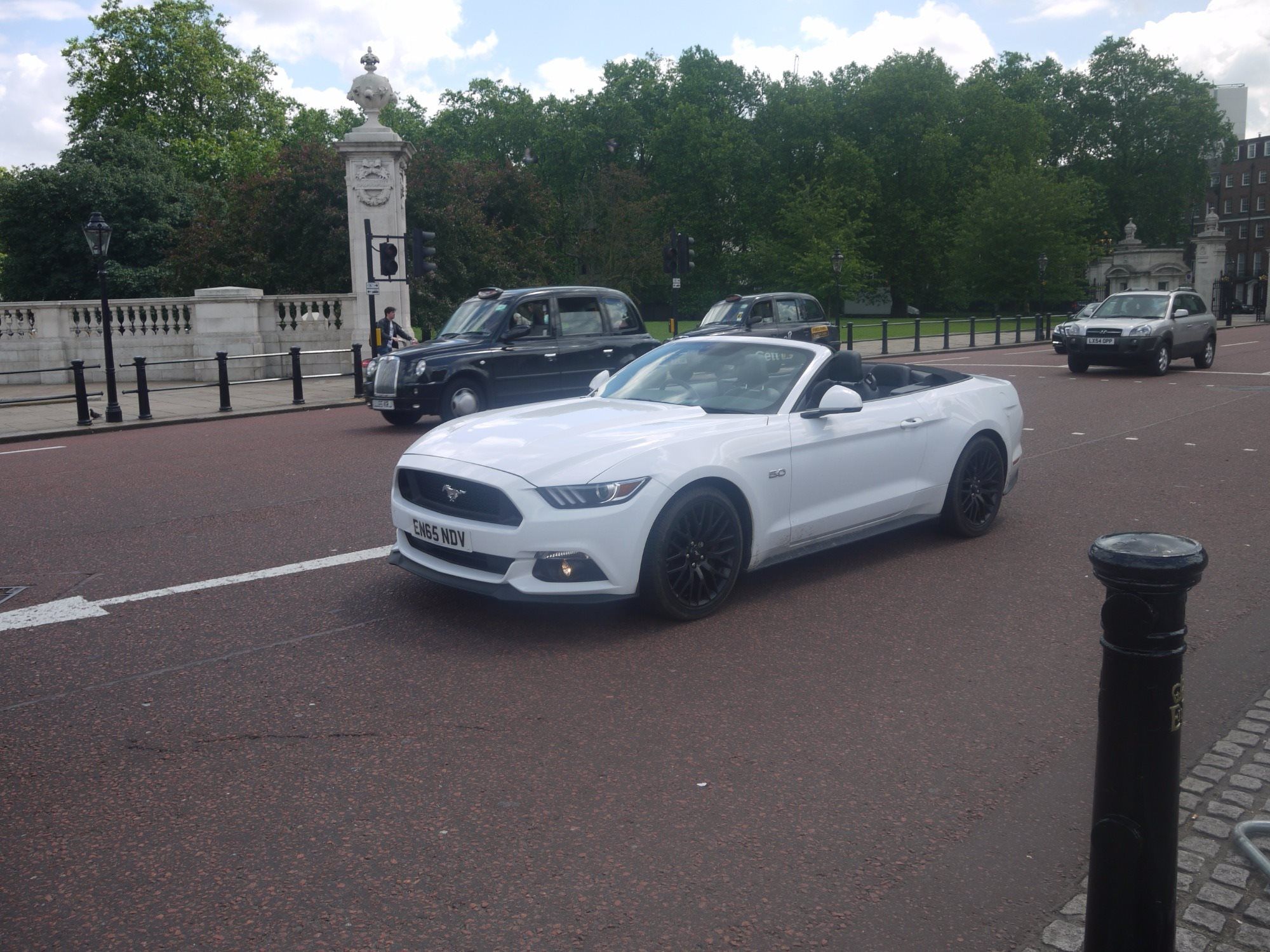 2016 Ford Mustang Convertible Pricing, Photos & Specs