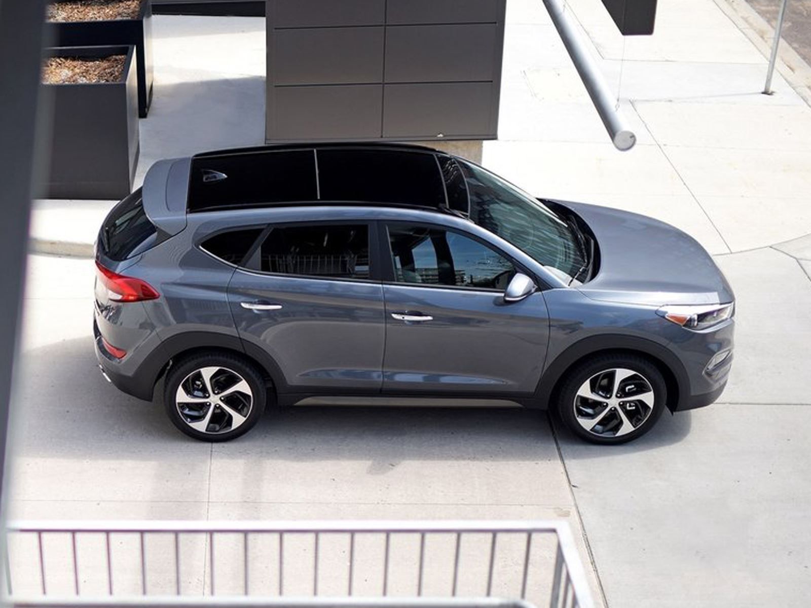 Hyundai Unveils World's First Panoramic Sunroof Airbag