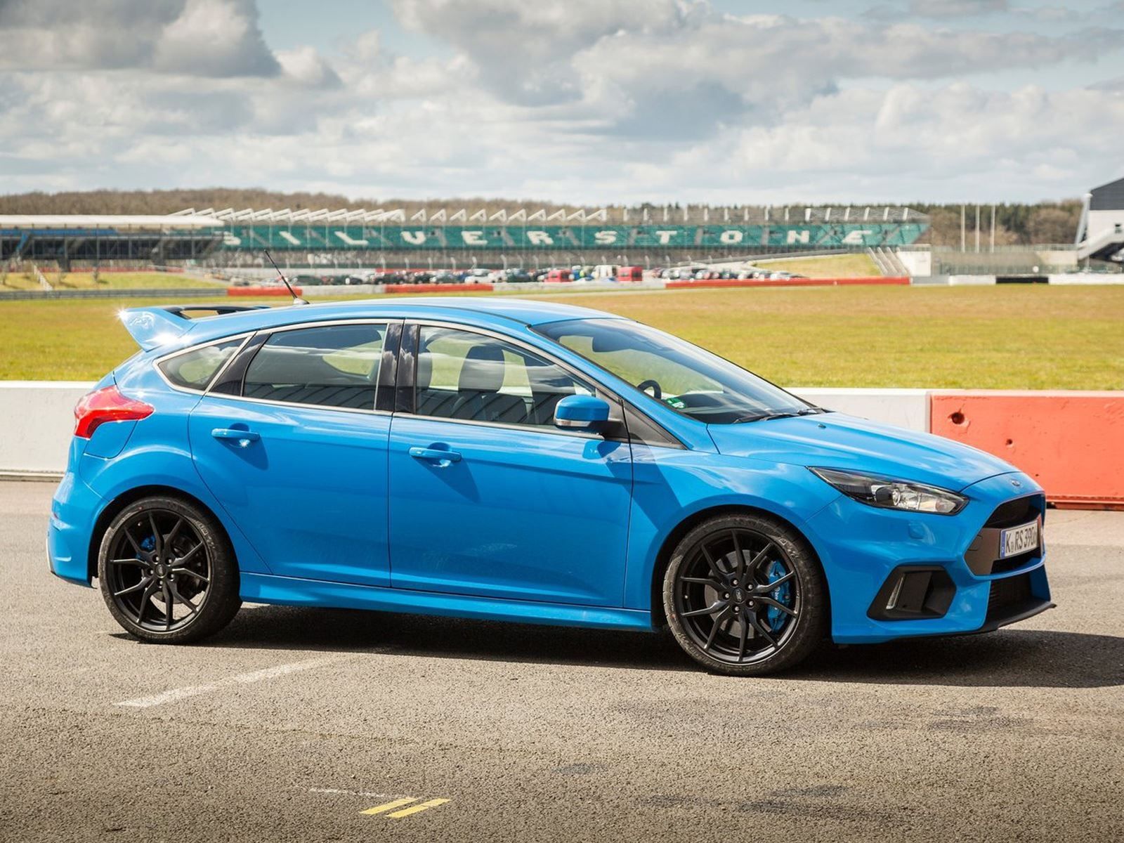Five-Year Old Mitsubishi Evo X Beats Ford Focus RS Because Crazy Wins