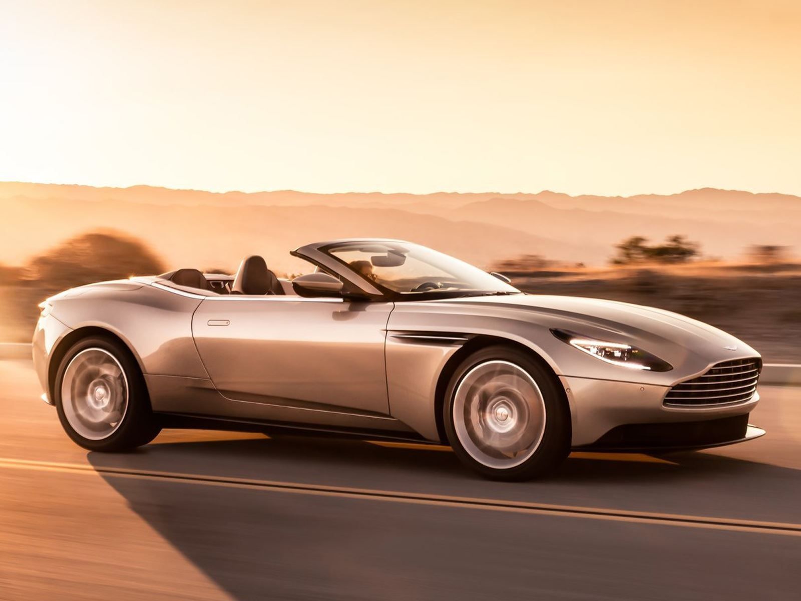 5 Stunningly Sexy Convertibles For A Valentine's Day Getaway