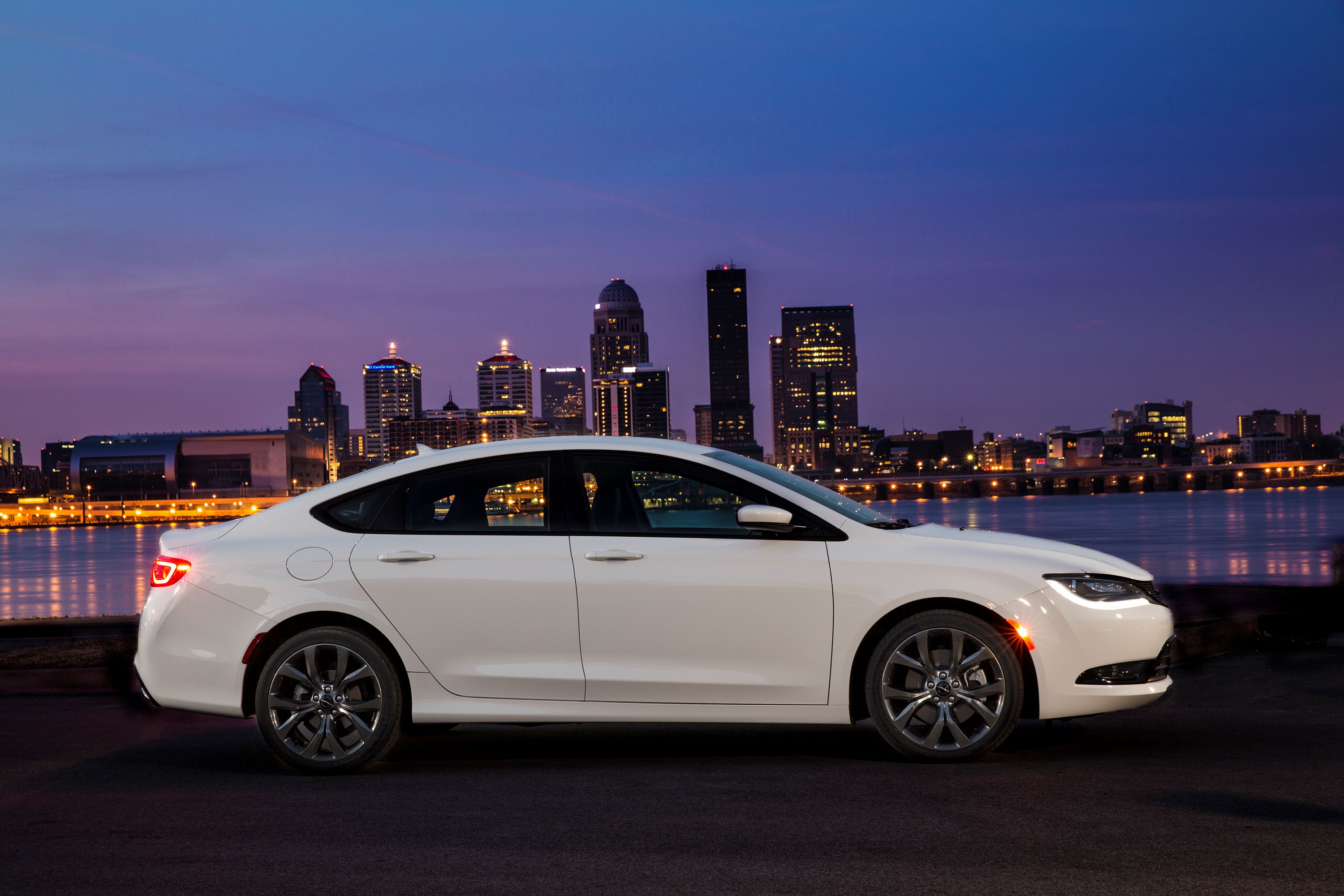 2016 Chrysler 200 Sedan Exterior Photos