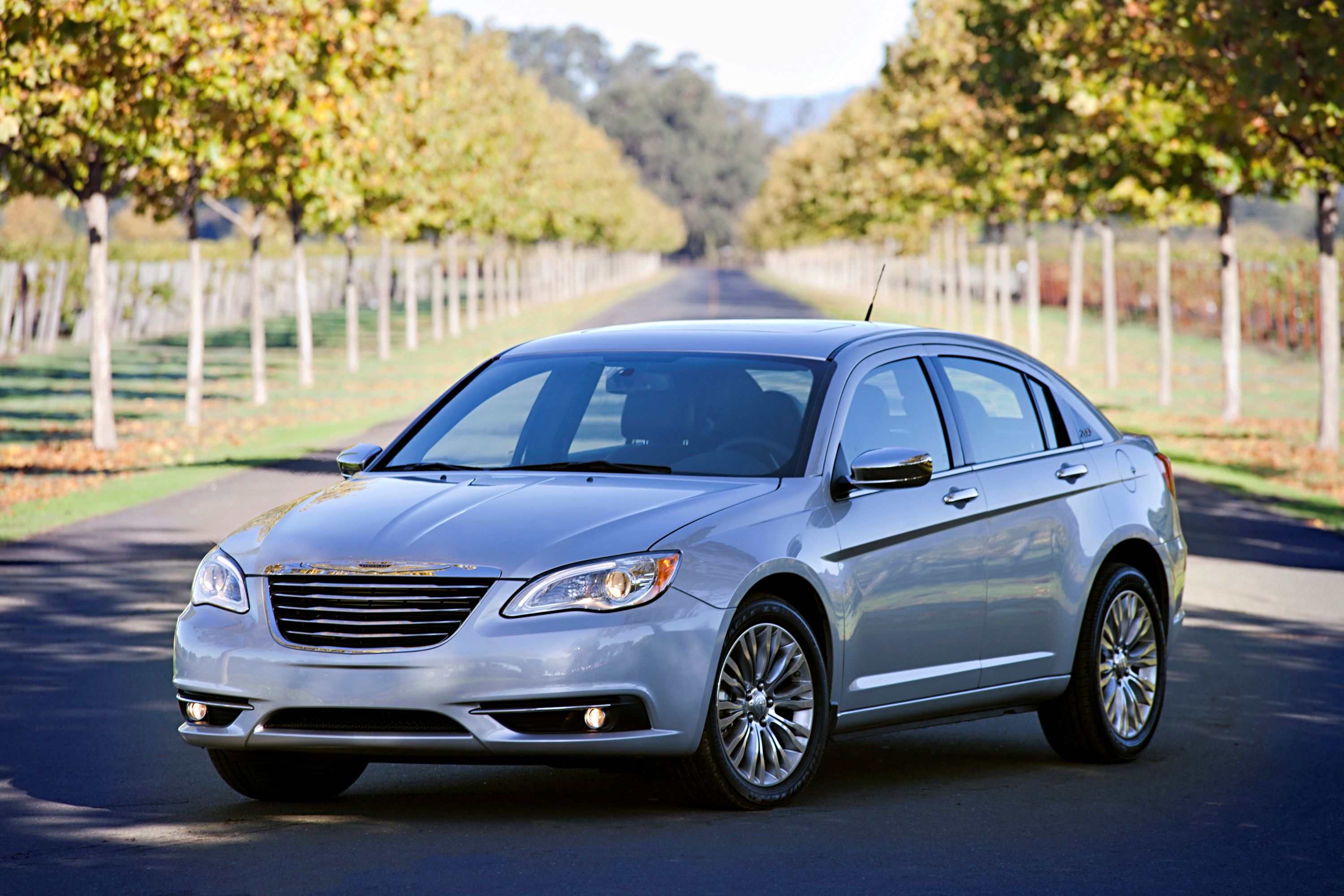 2013 Chrysler 200 Sedan Review, Pricing, Photos, and Specs