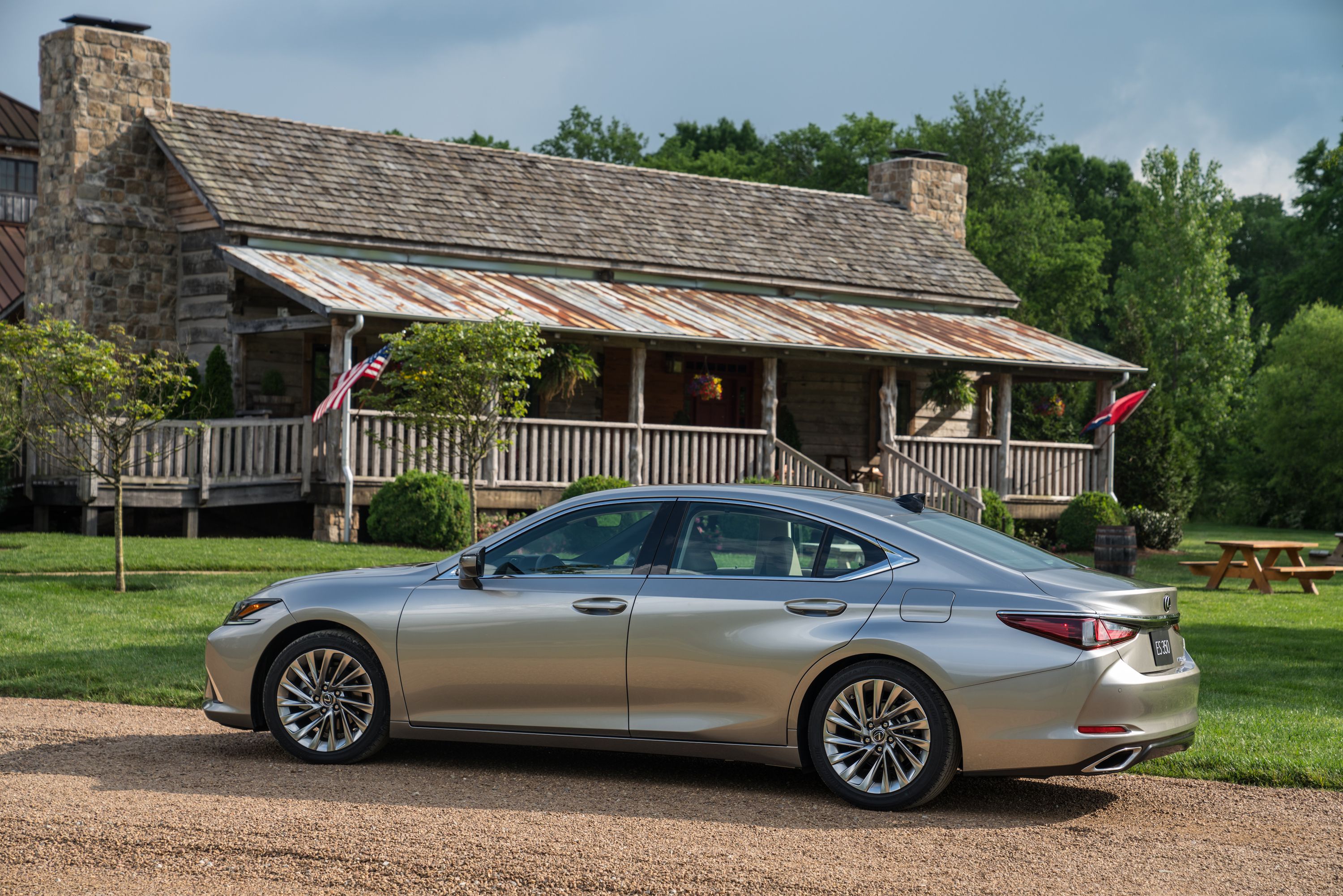 2019 Lexus ES Hybrid Pricing, Photos & Specs