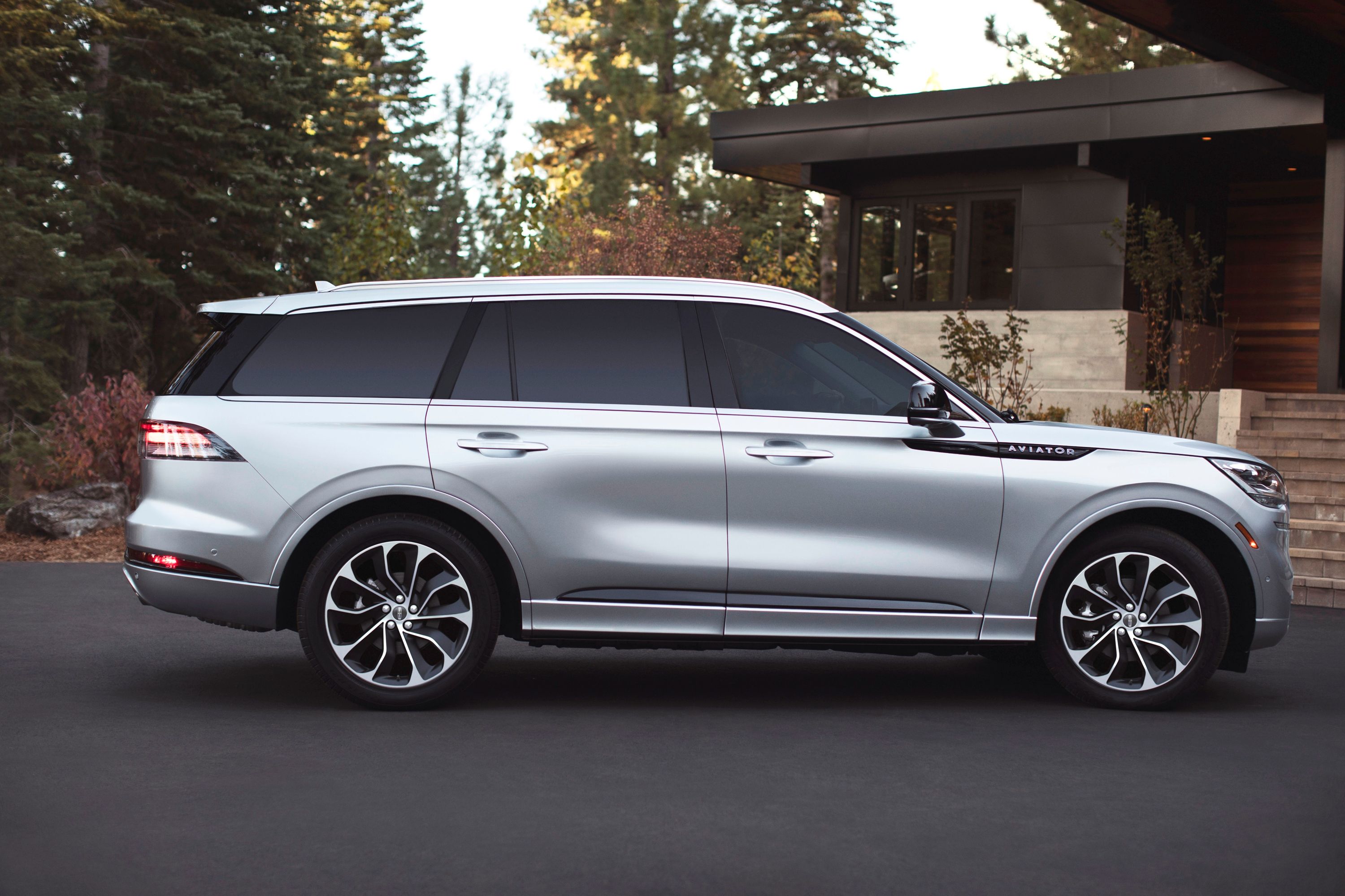 2022 Lincoln Aviator Hybrid Specs & Trims