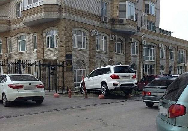 18 Examples Of Bad Parking That Will Make You Mad