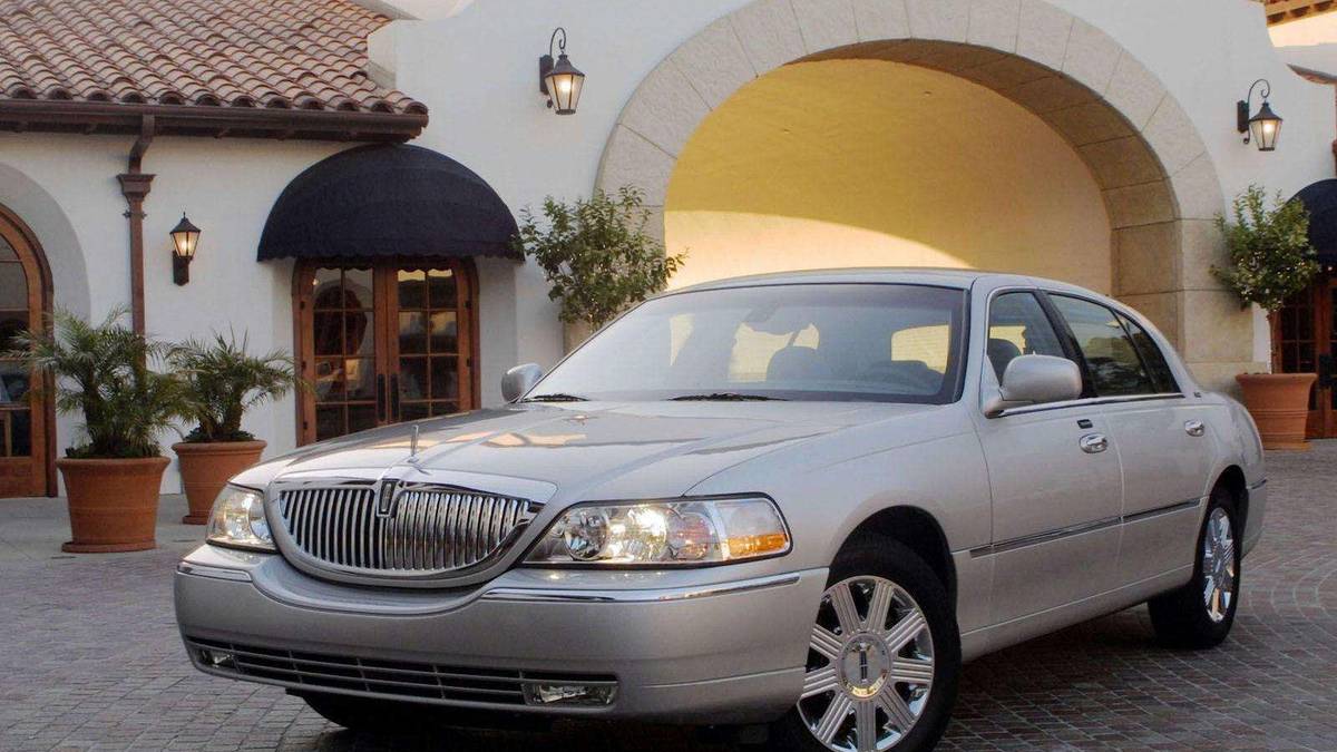 Lincoln Town Car: Review, Pricing, Photos, and Specs