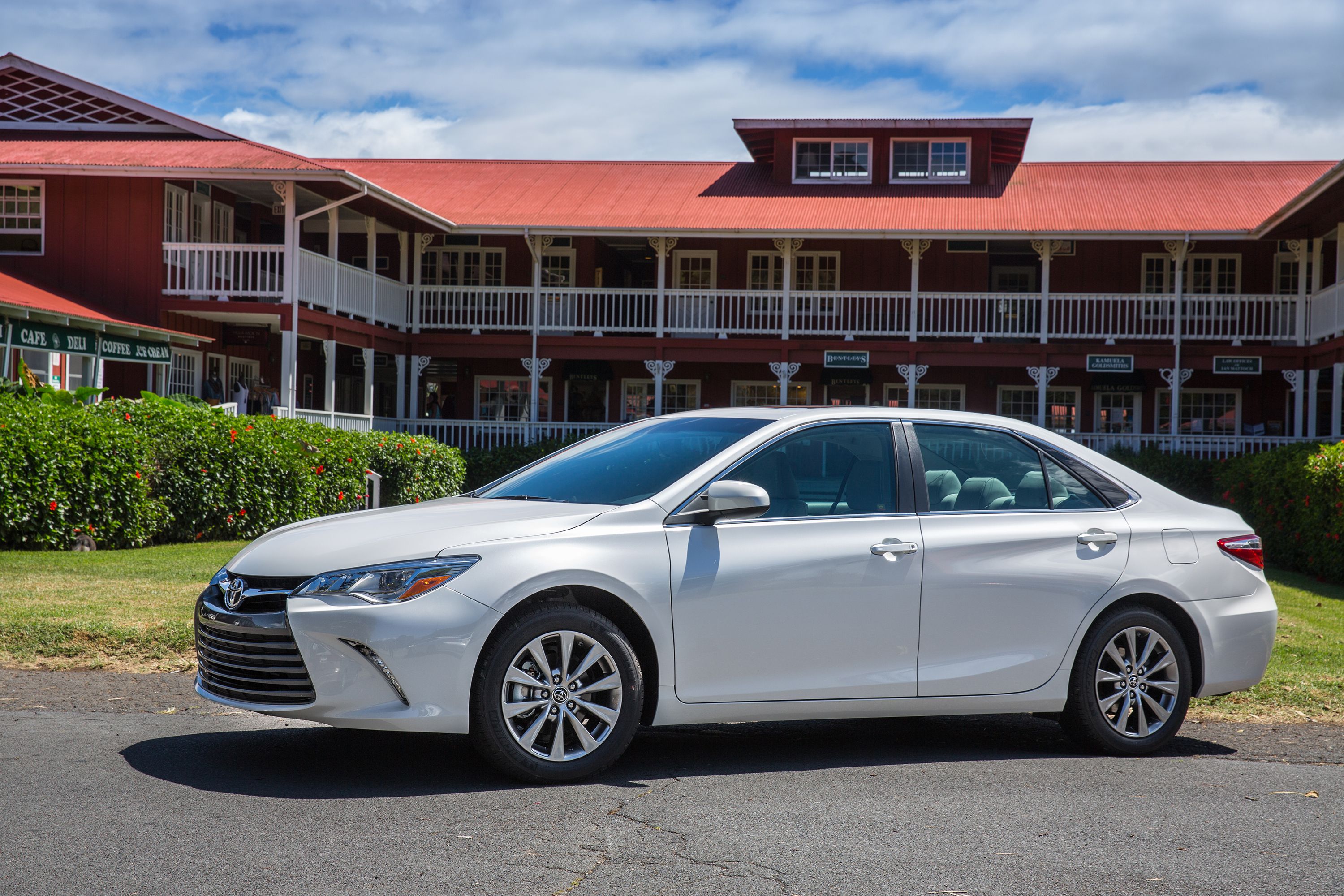 2016 Toyota Camry Pricing, Photos & Specs